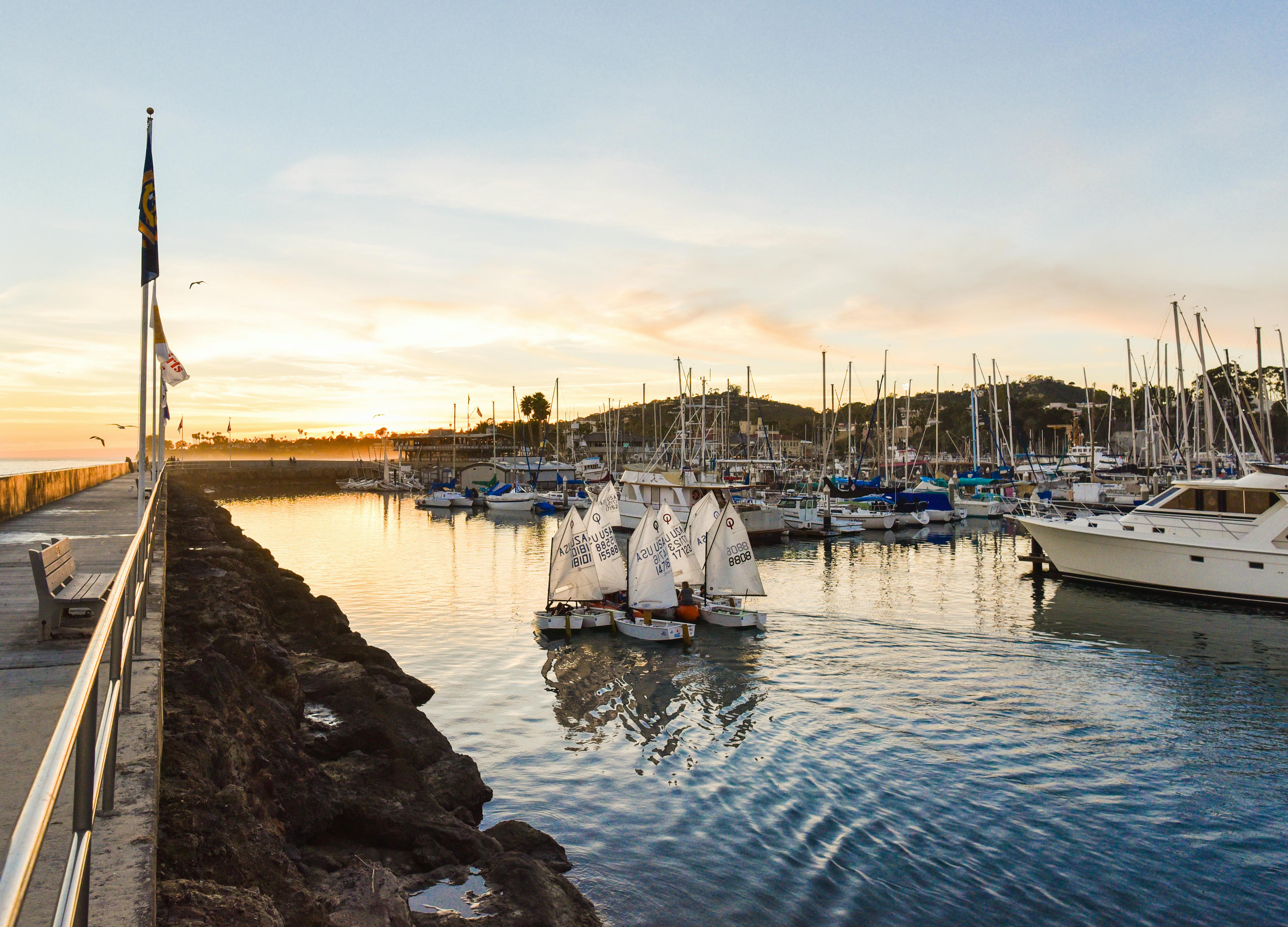 Brown and White Boat on Body of Water · Free Stock Photo