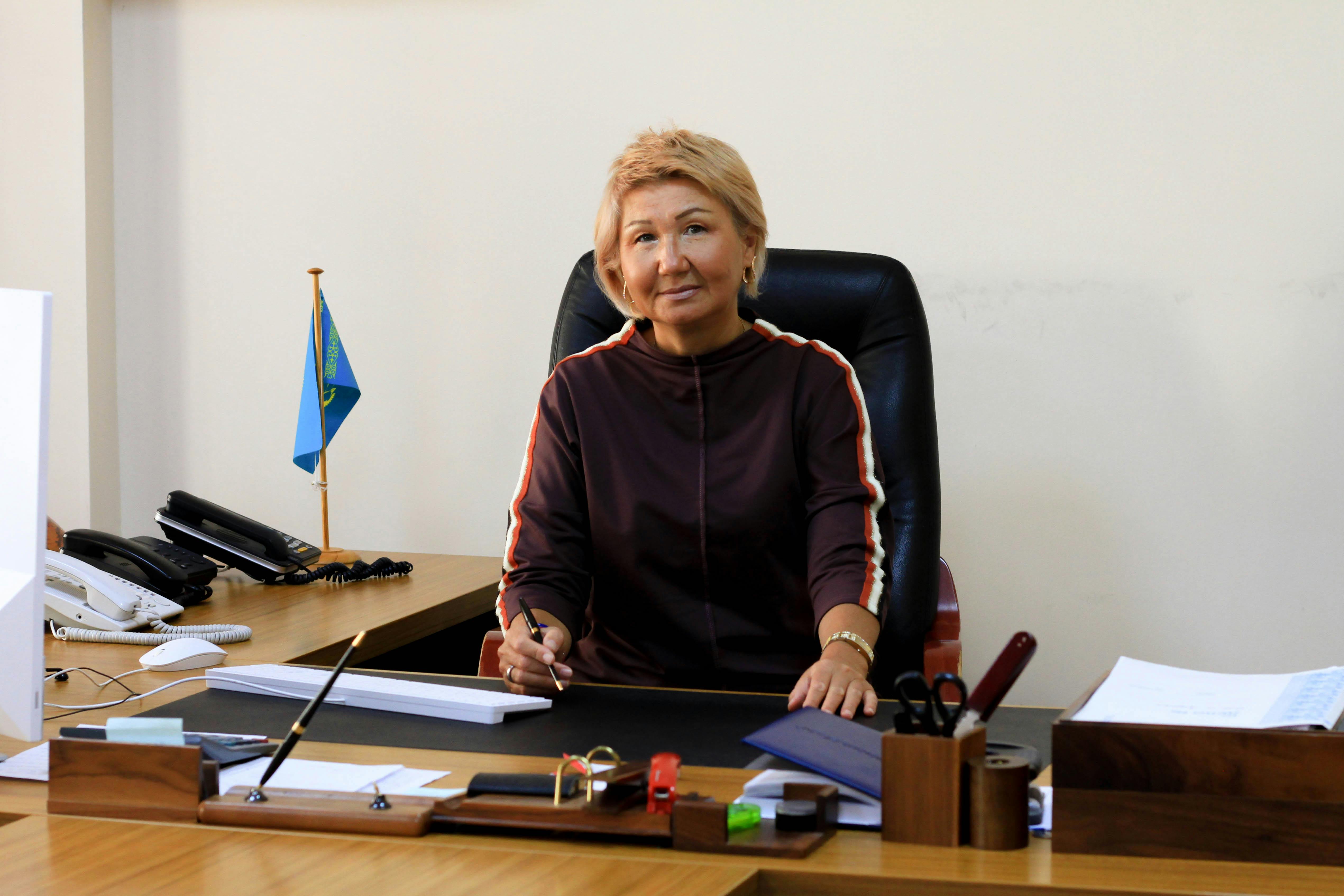 Woman Showing with Pen at Work · Free Stock Photo
