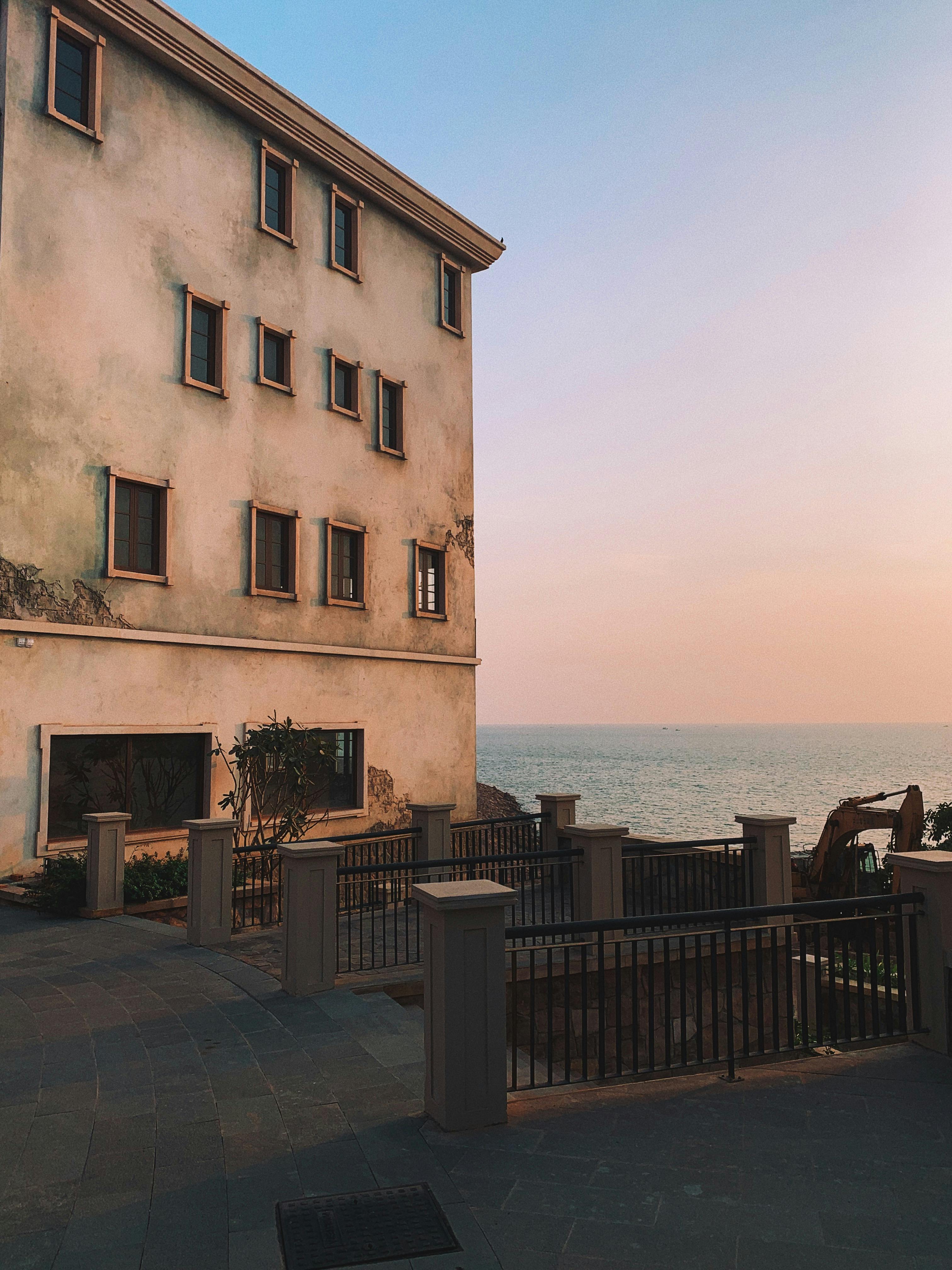 Brown Concrete Building Near the Ocean · Free Stock Photo