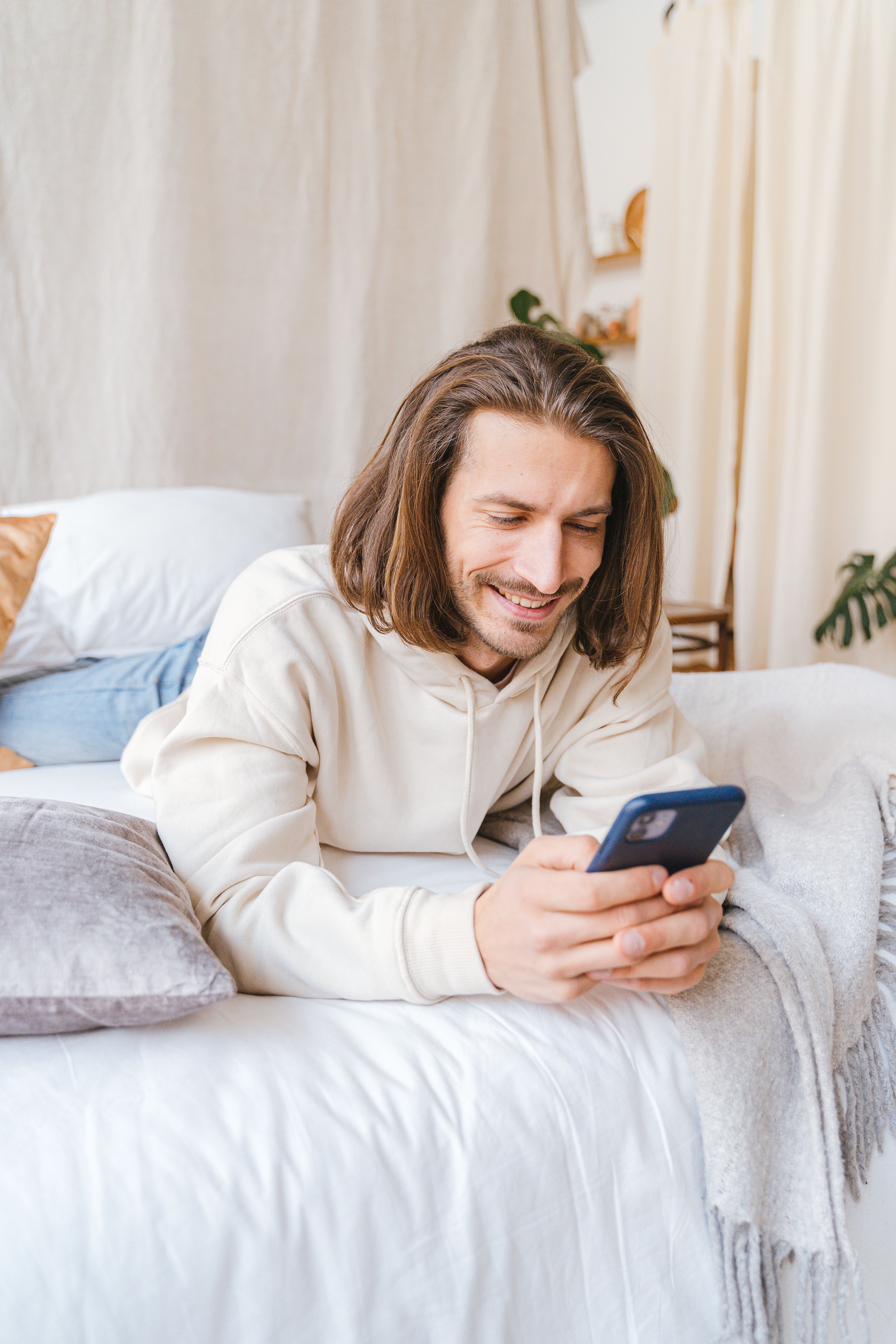 Foto De Mujer Con Teléfono Móvil · Foto de stock gratuita