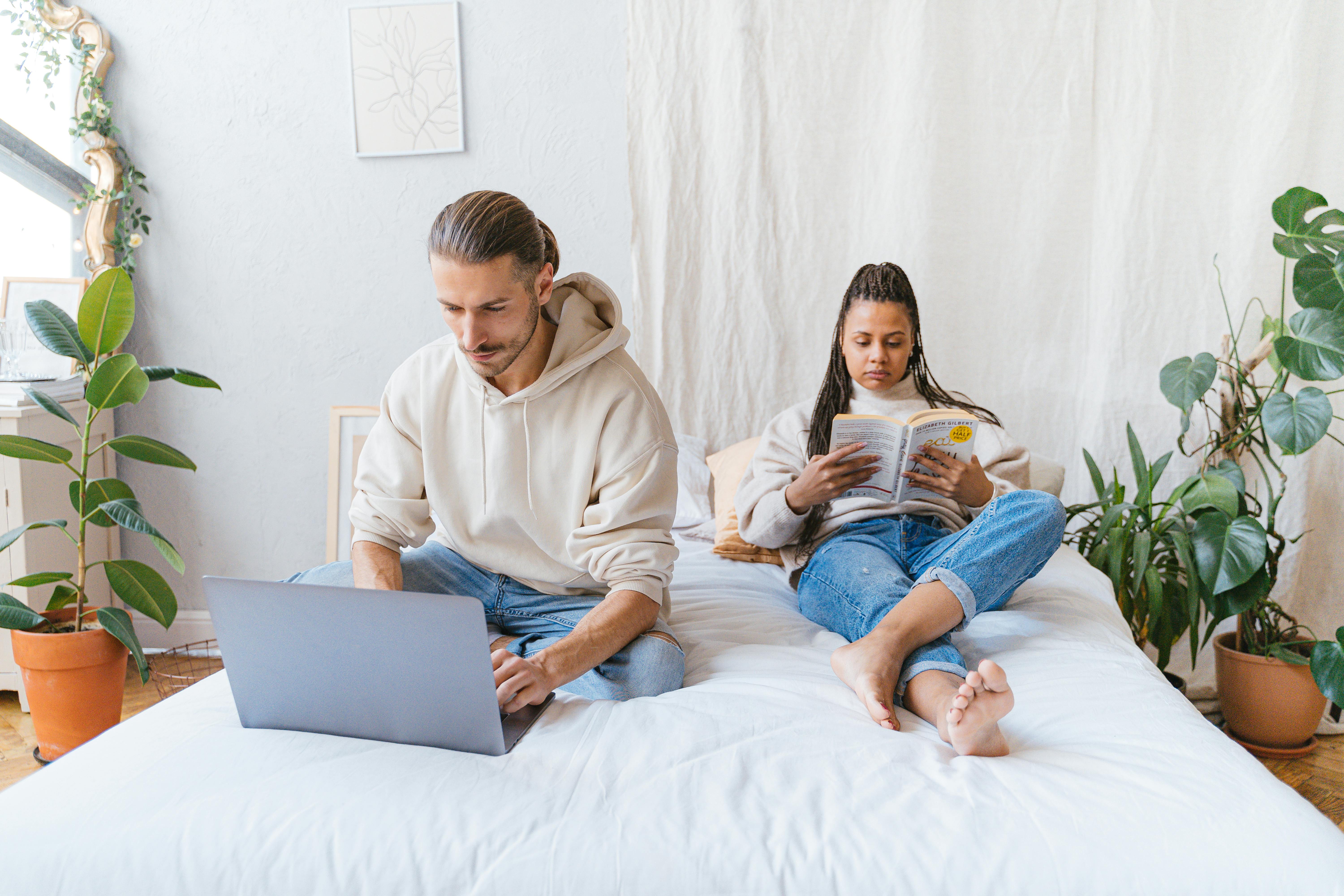 Couple Reading Books on a Tree · Free Stock Photo