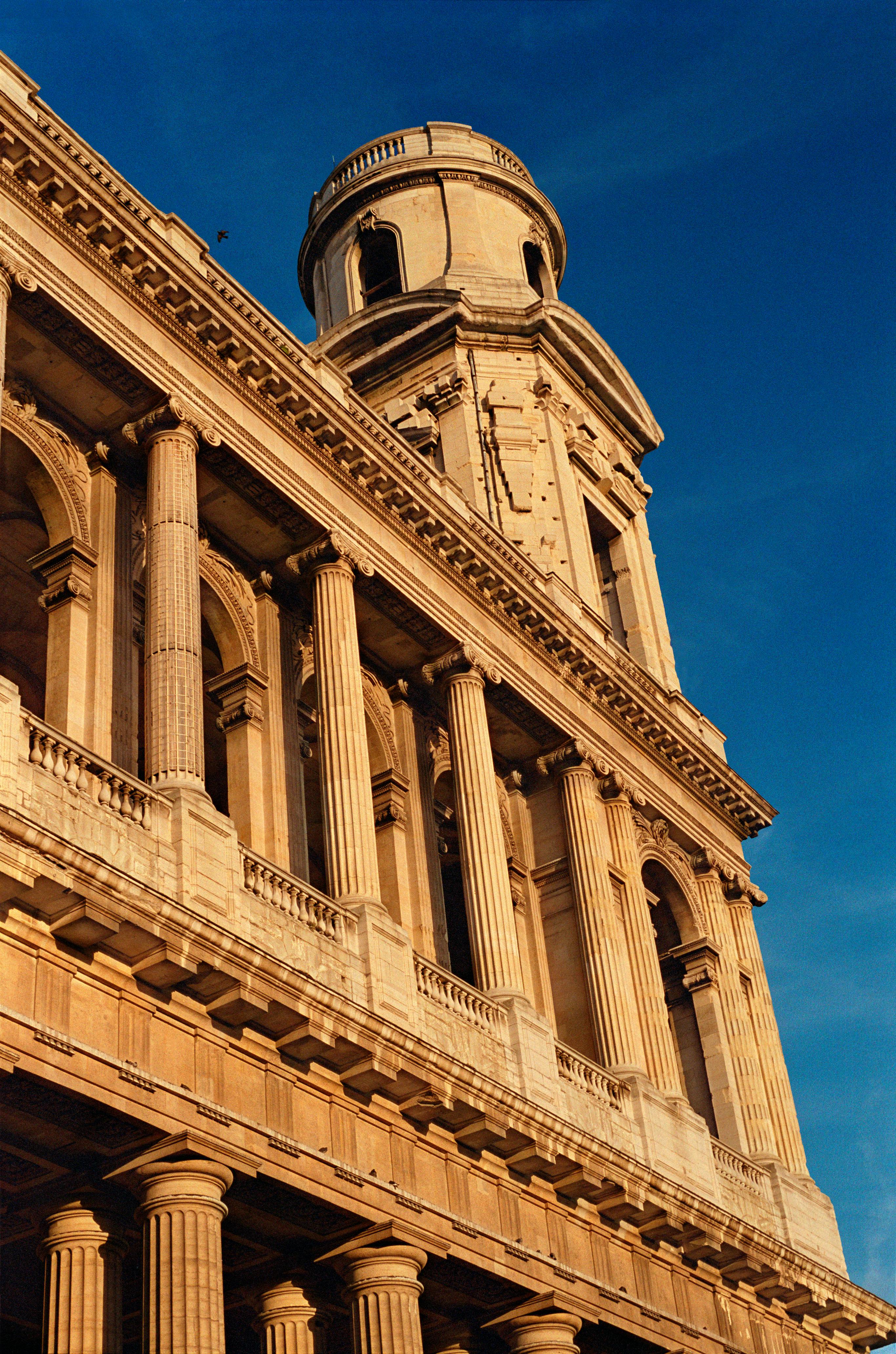 Clear Sky over Building · Free Stock Photo