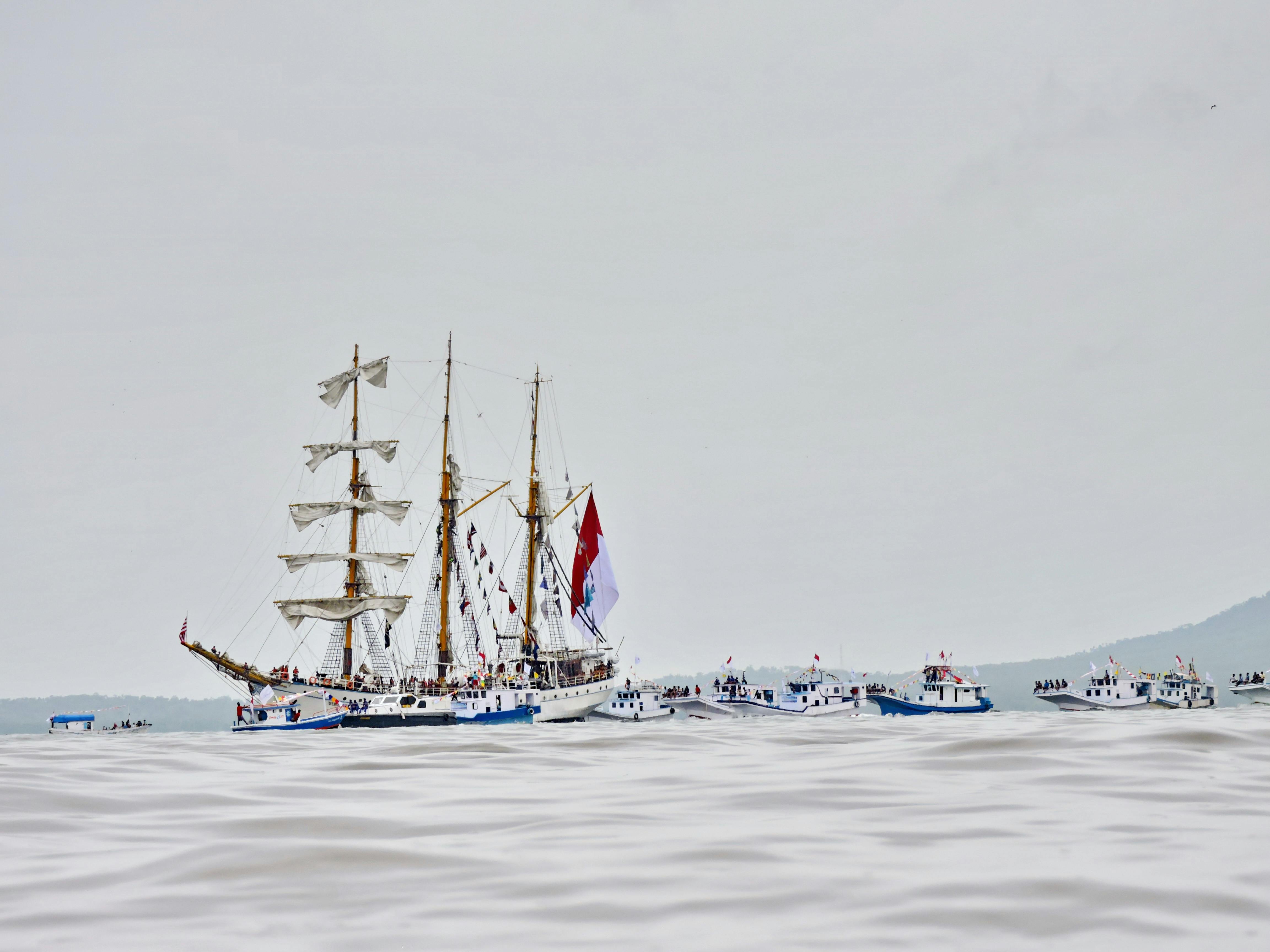 White and Blue Ships Sailing in the Ocean · Free Stock Photo
