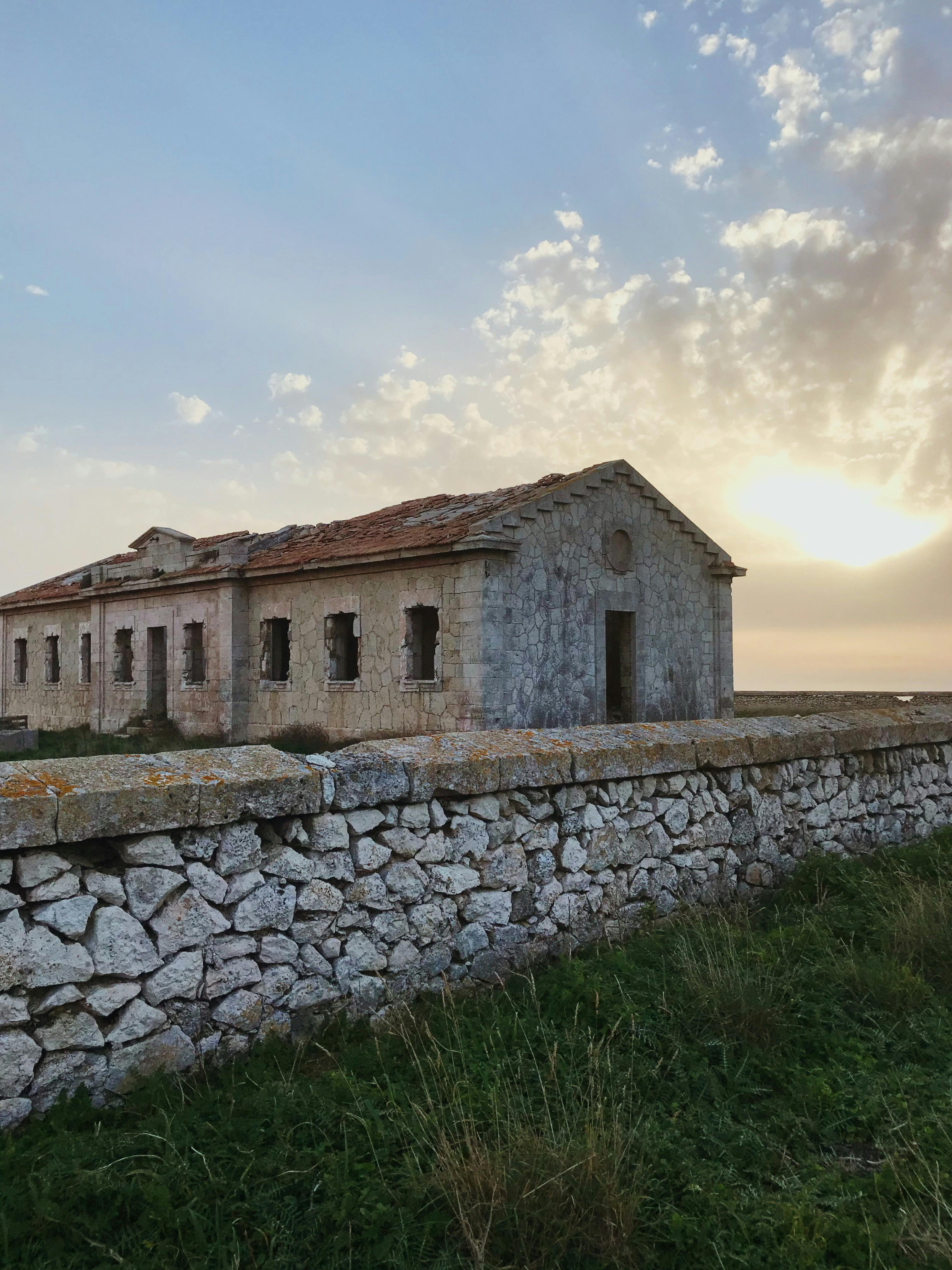 Old building in rural terrain · Free Stock Photo