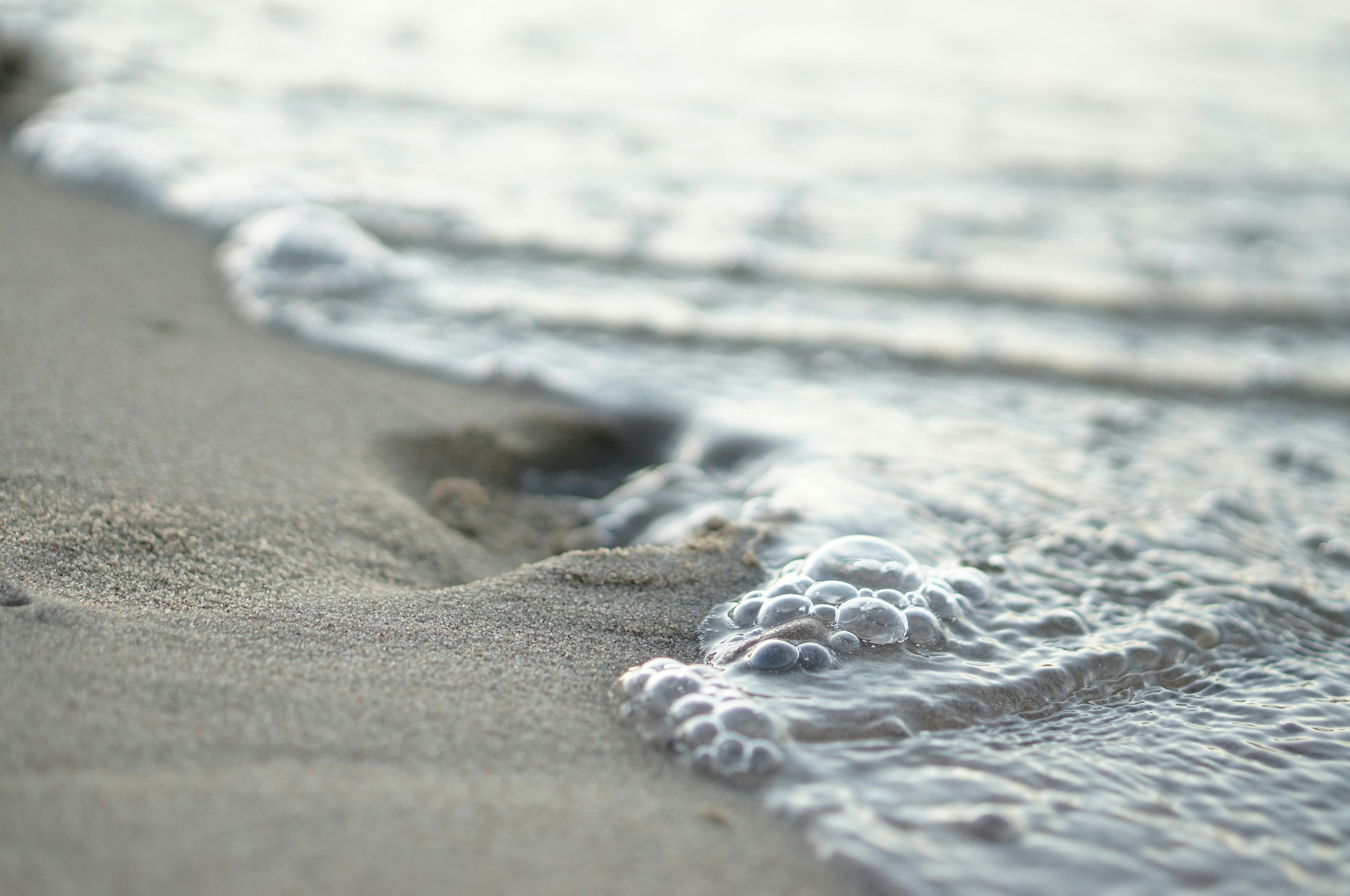 Close-Up Shot of Water on the Shore · Free Stock Photo