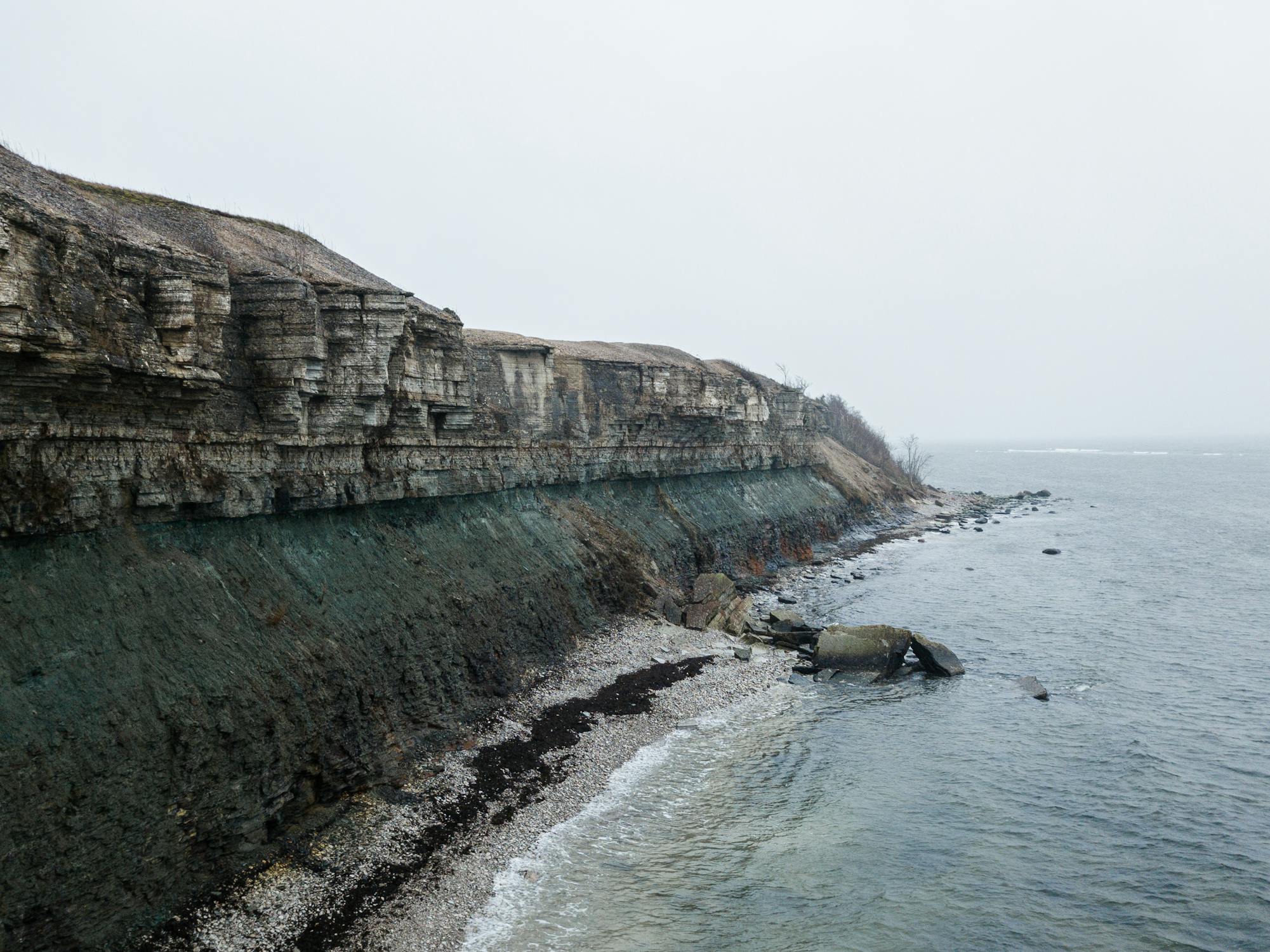 有关侵蝕 冬季 冷 北欧 北欧风景 北波罗的海 卵石 哈鲁县 地質學 壯觀 多雲的 天性 天然悬崖形成 寧靜 岩石