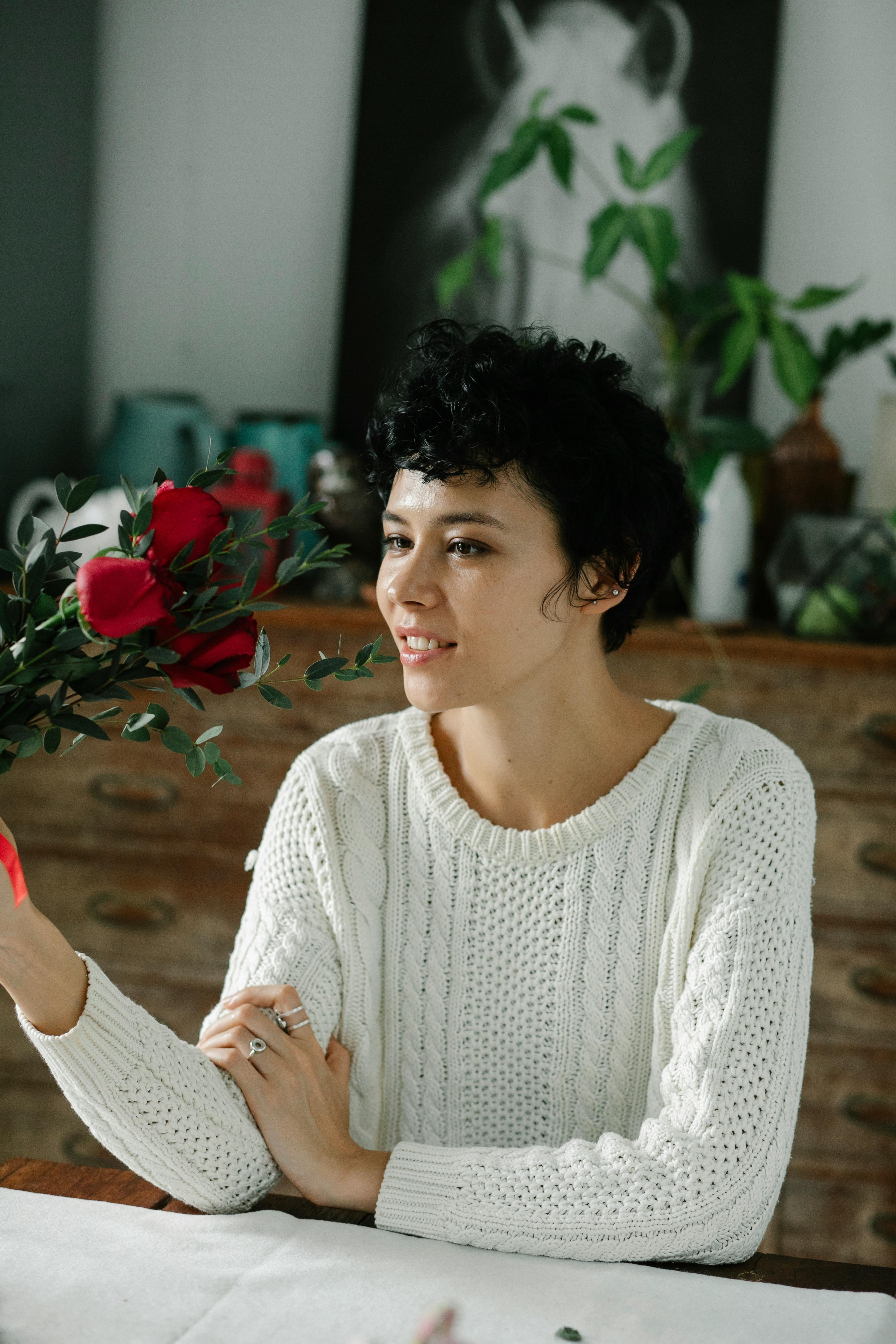 Glad woman with bouquet in hand · Free Stock Photo
