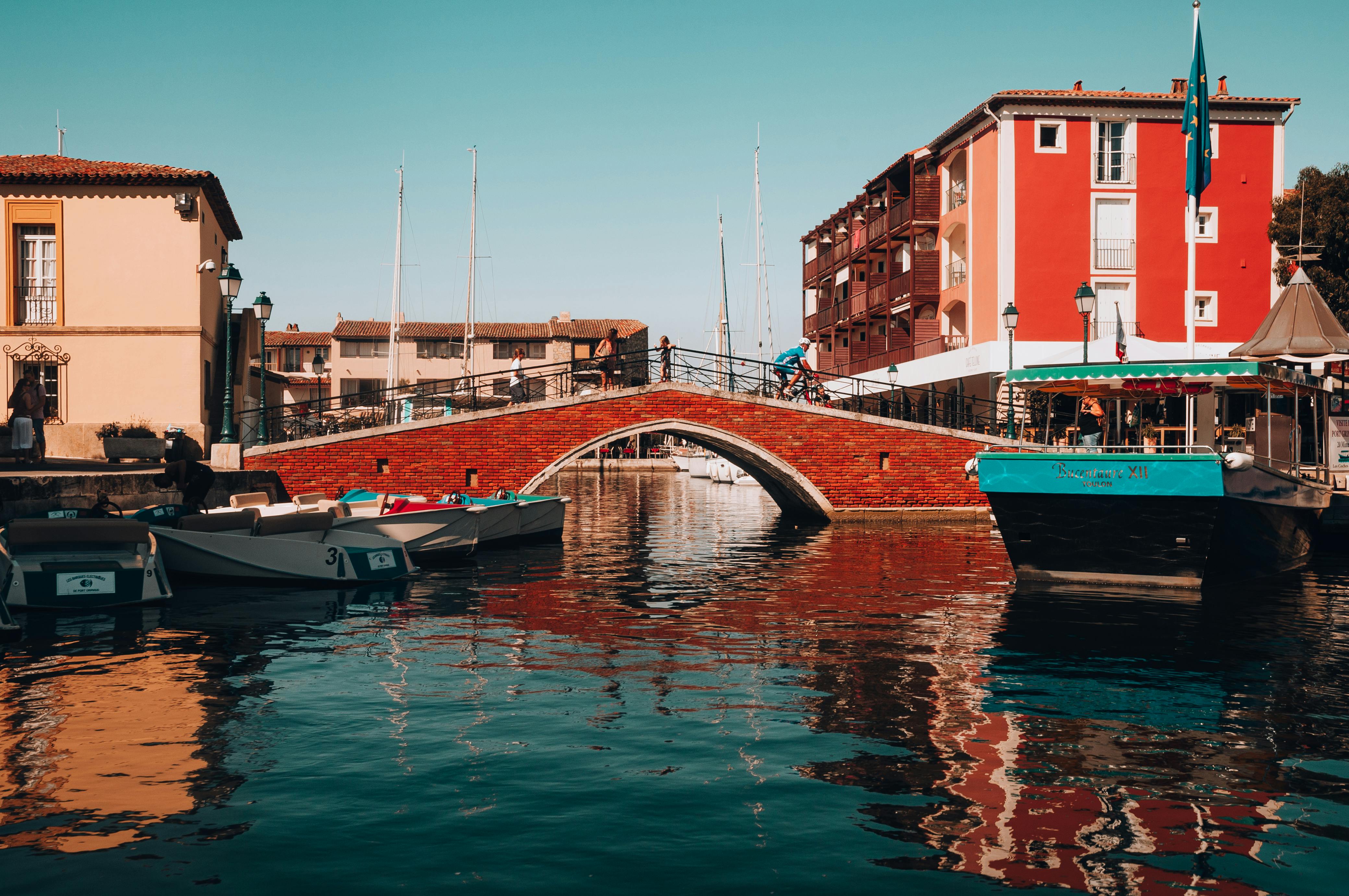 People Walking on the Bridge · Free Stock Photo