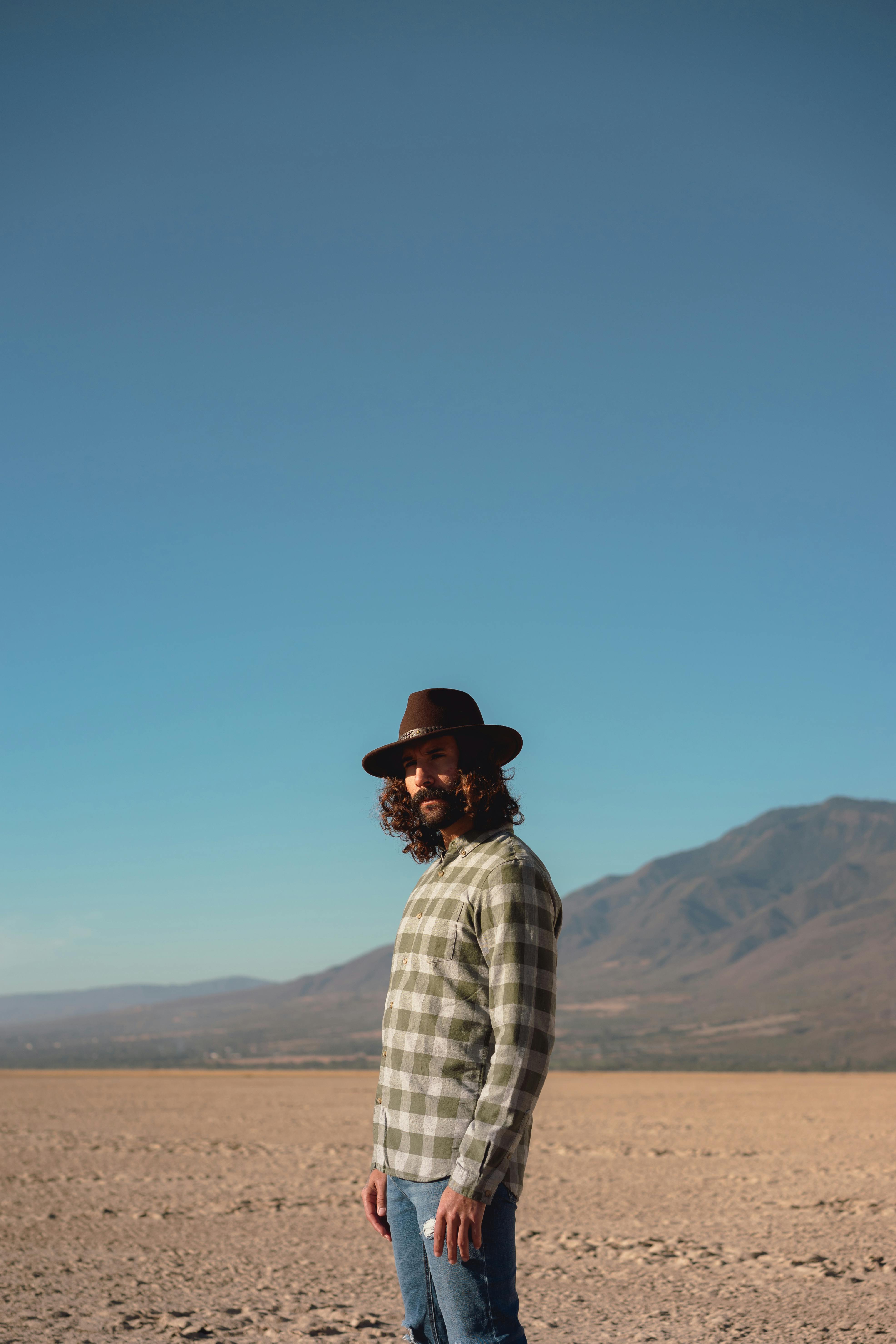 Guy In Desert Photos, Download The BEST Free Guy In Desert Stock Photos ...