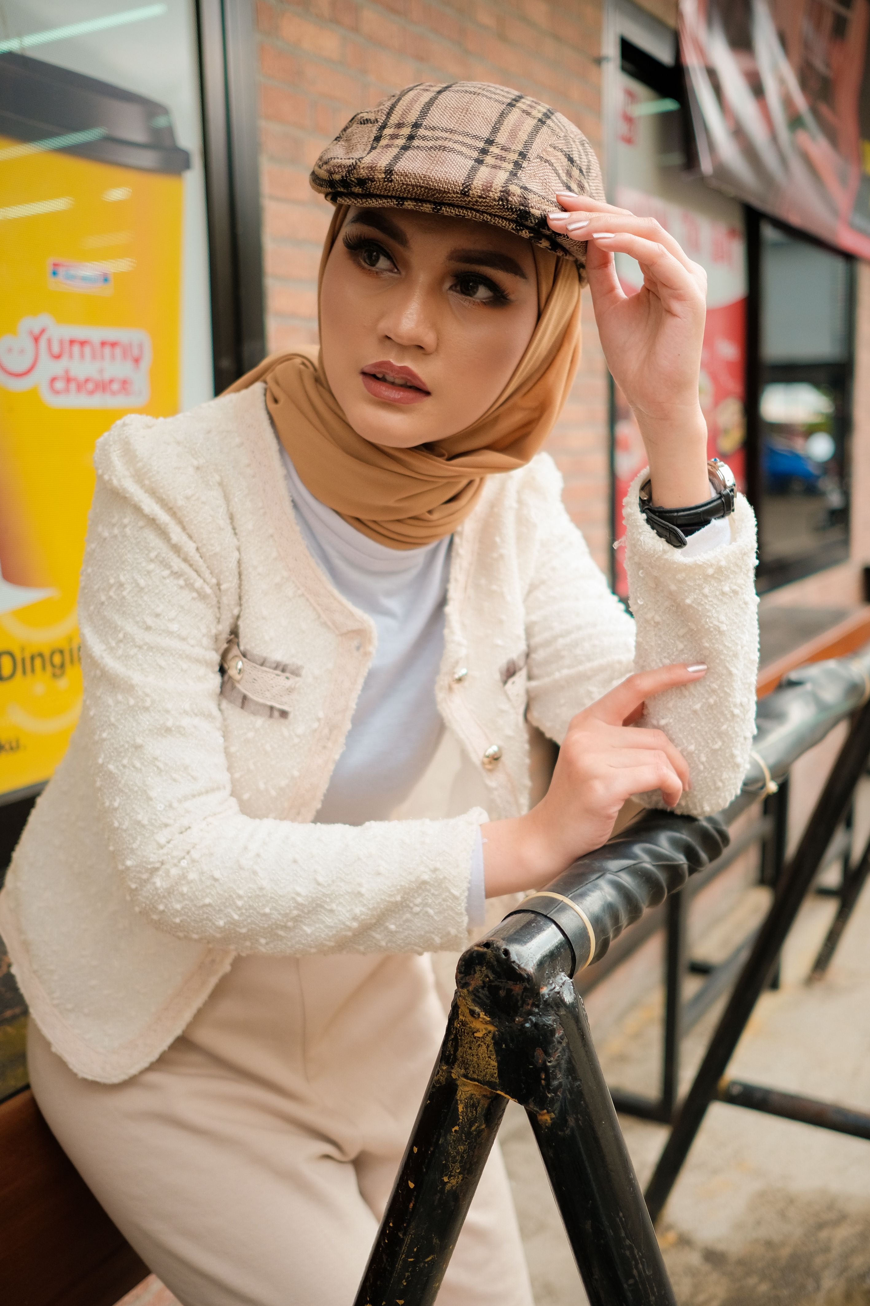 Mujer Con Gorra Plana Y Blazer Beige · Foto de stock gratuita