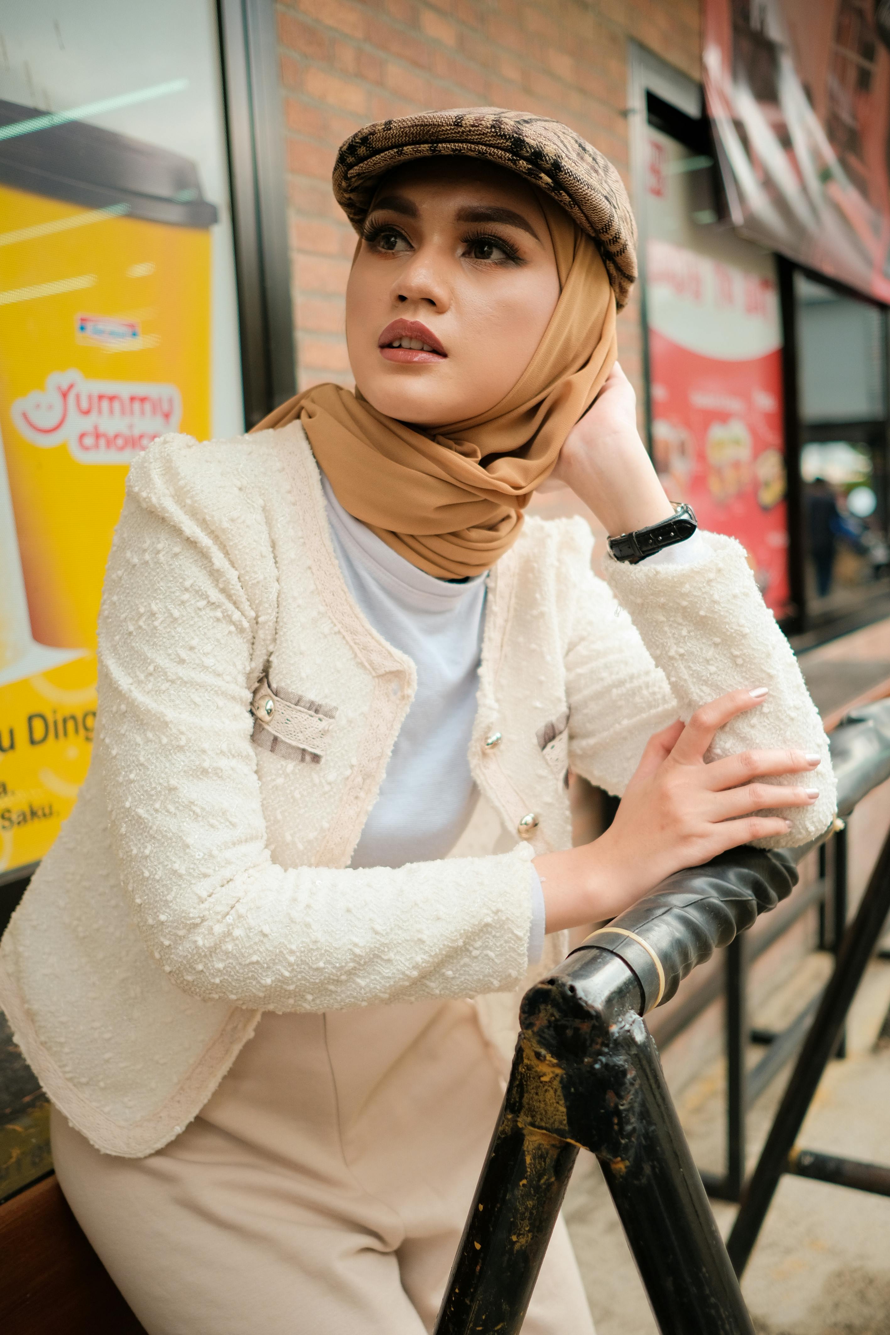 Smart Pose Asian With Hijab Photos, Download The BEST Free Smart Pose ...