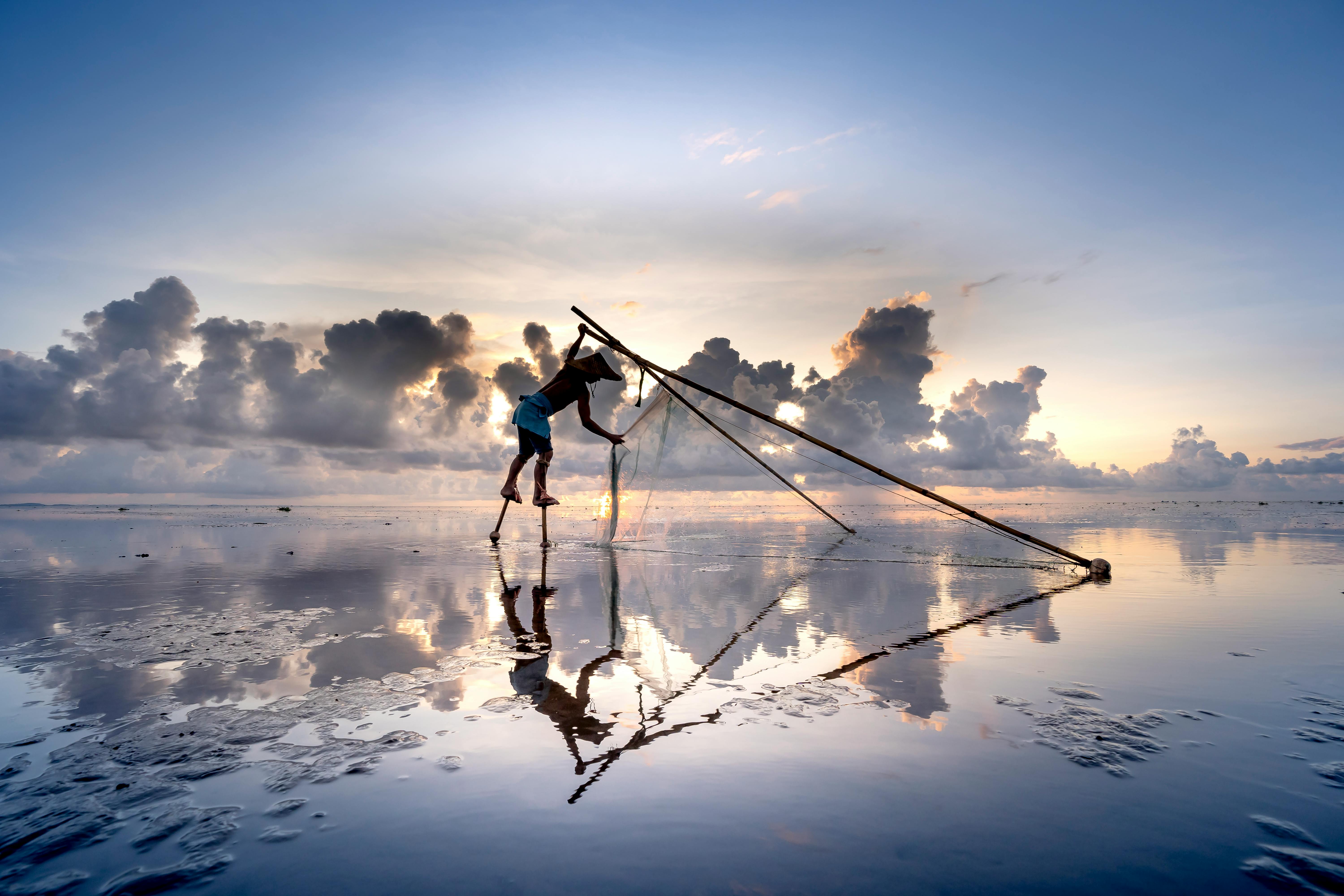A Fisherman Traditional Fishing Way · Free Stock Photo