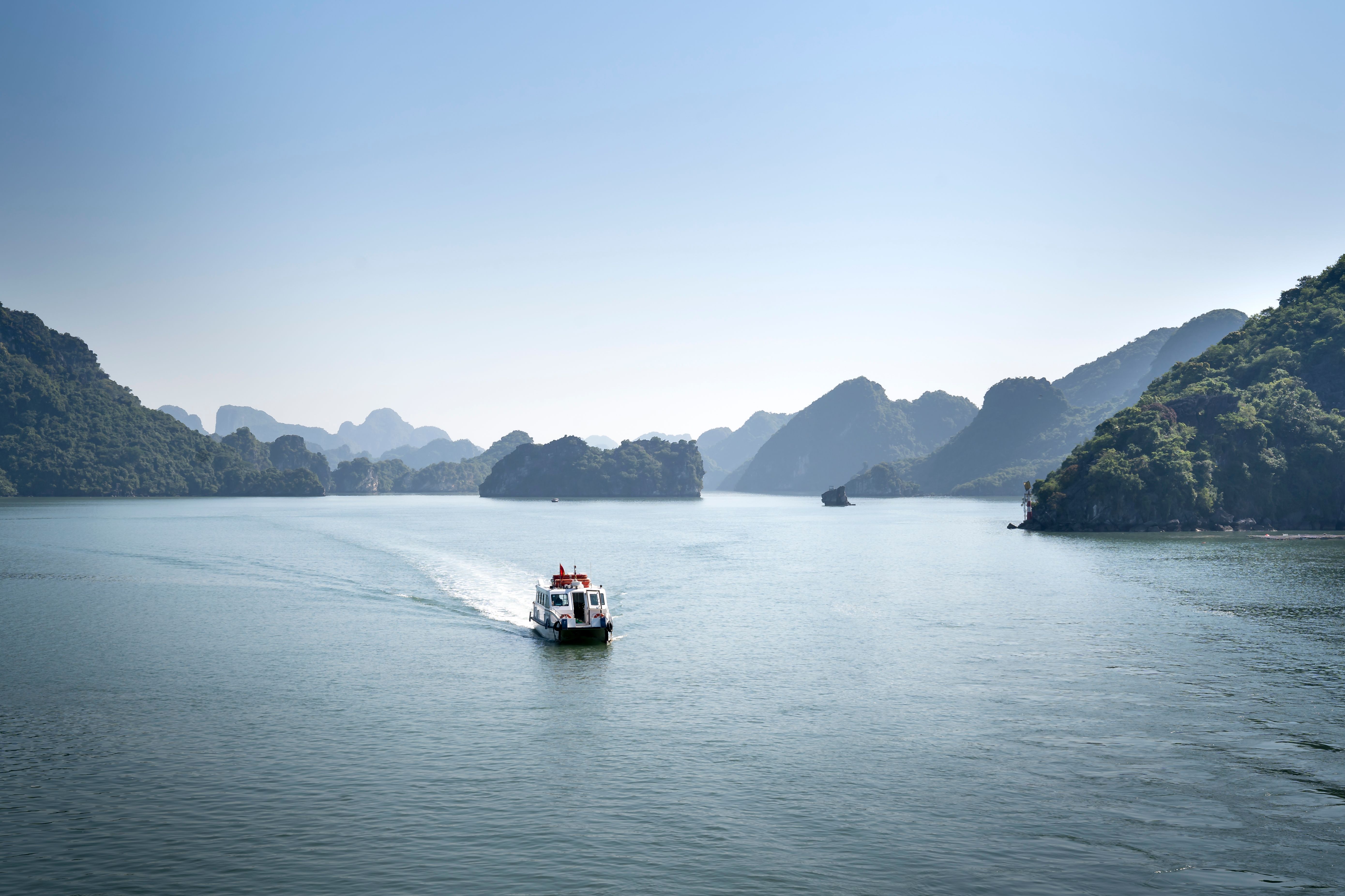 White Ferry on the Lake · Free Stock Photo