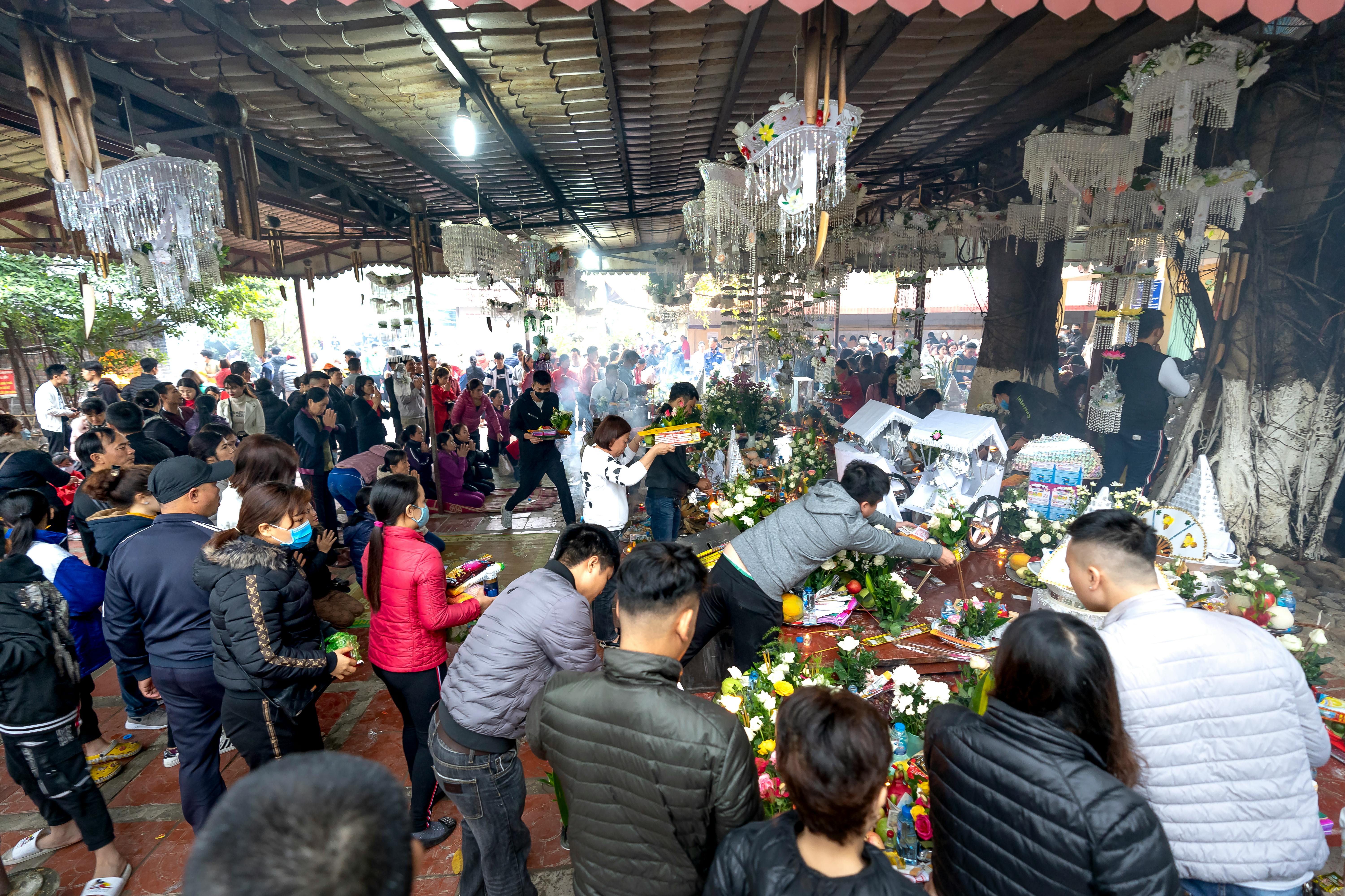 People at a Religious Ceremony · Free Stock Photo