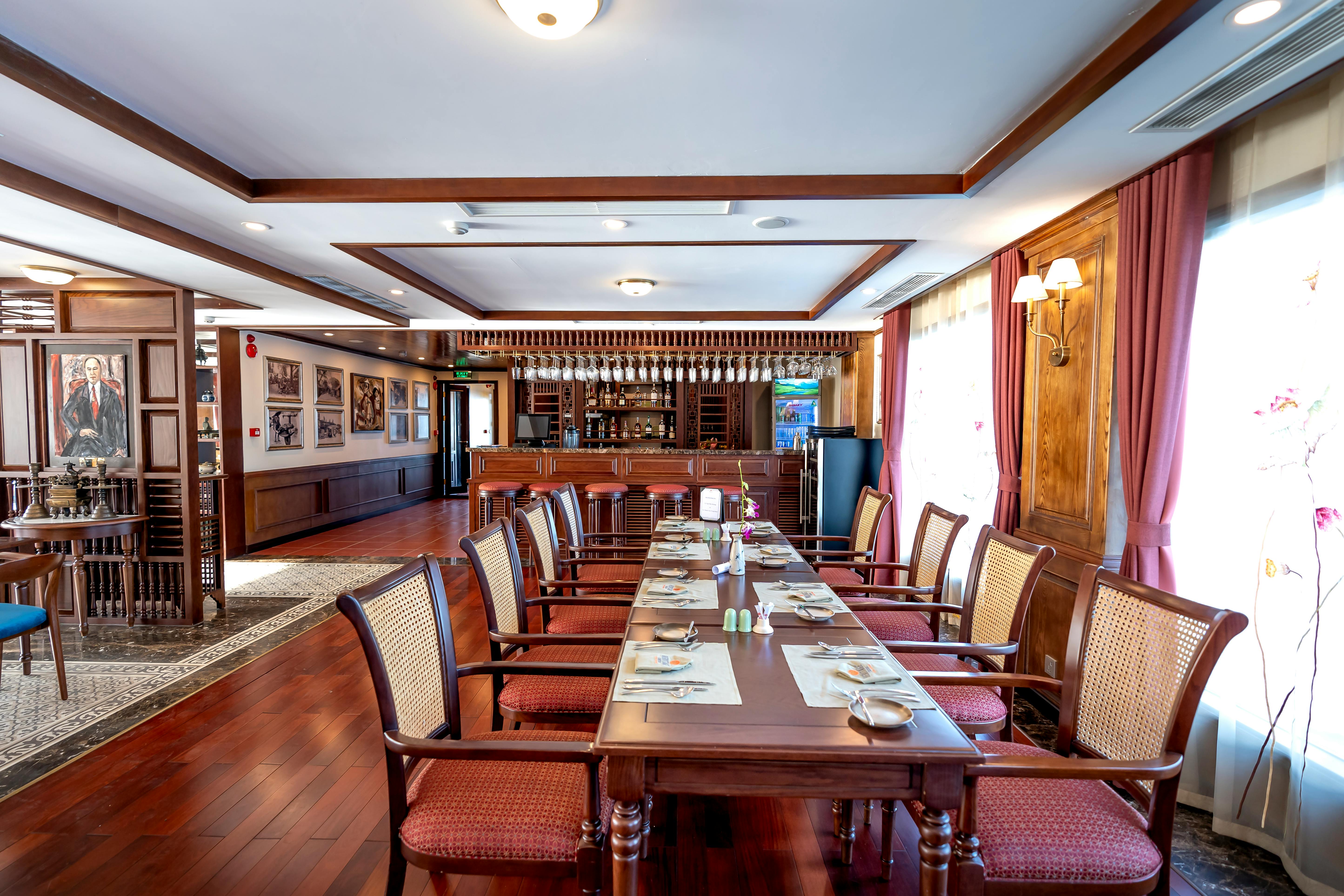 A Contemporary Restaurant with Mixed Tables and Chairs · Free Stock Photo