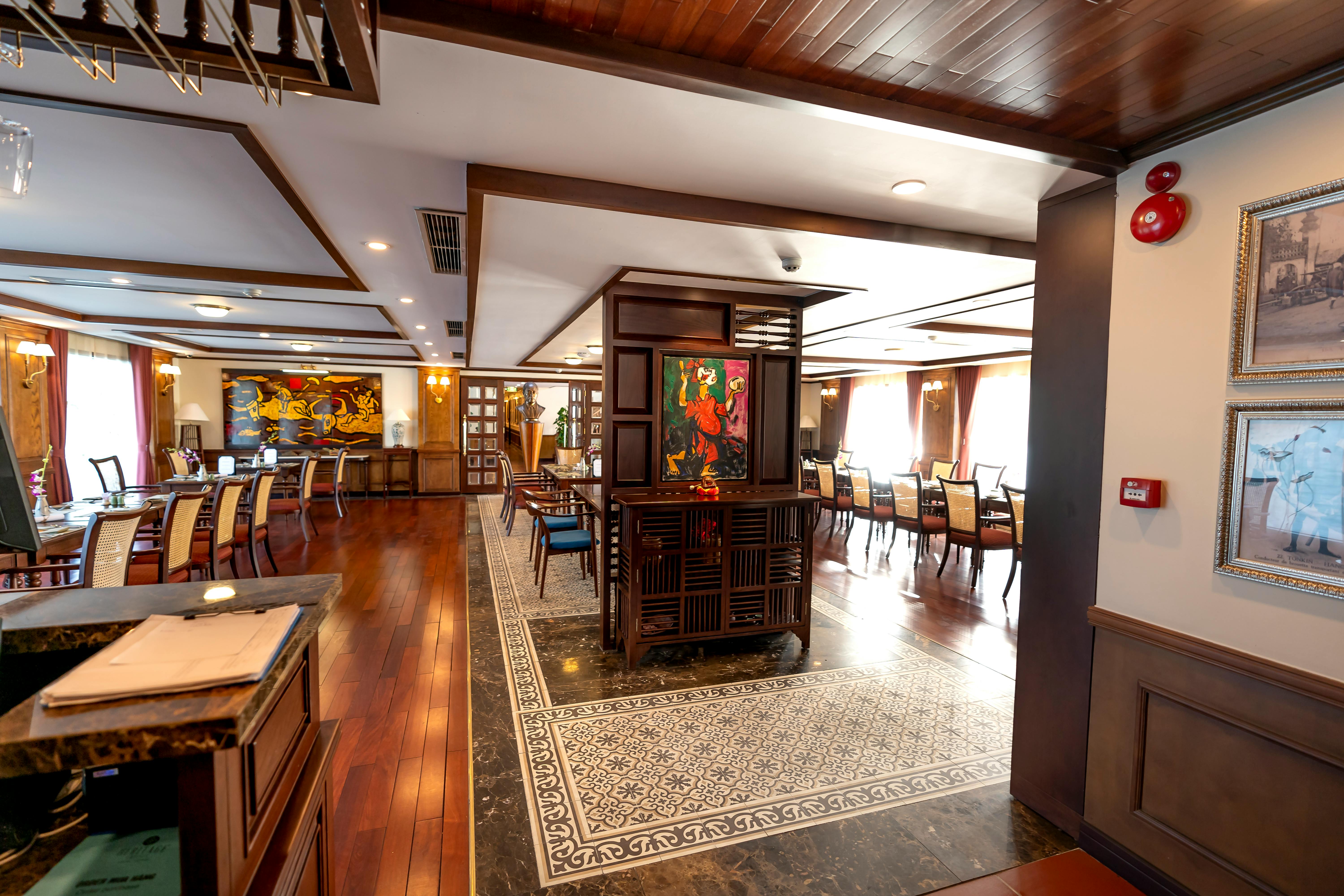 Elegant Hotel Restaurant · Free Stock Photo