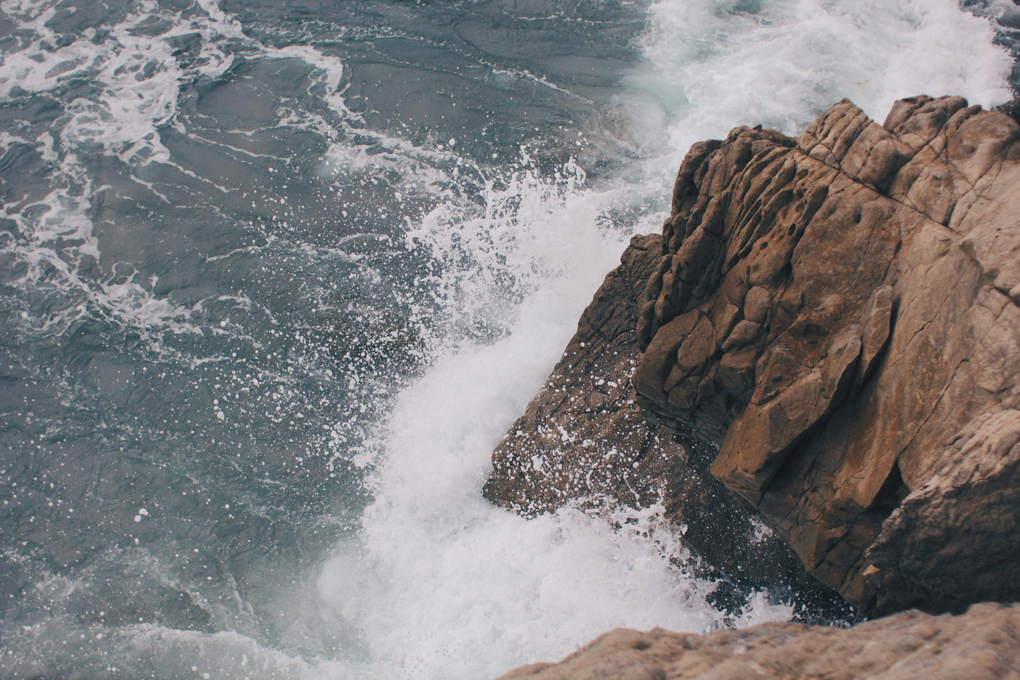 Cliff Near Body of Water · Free Stock Photo