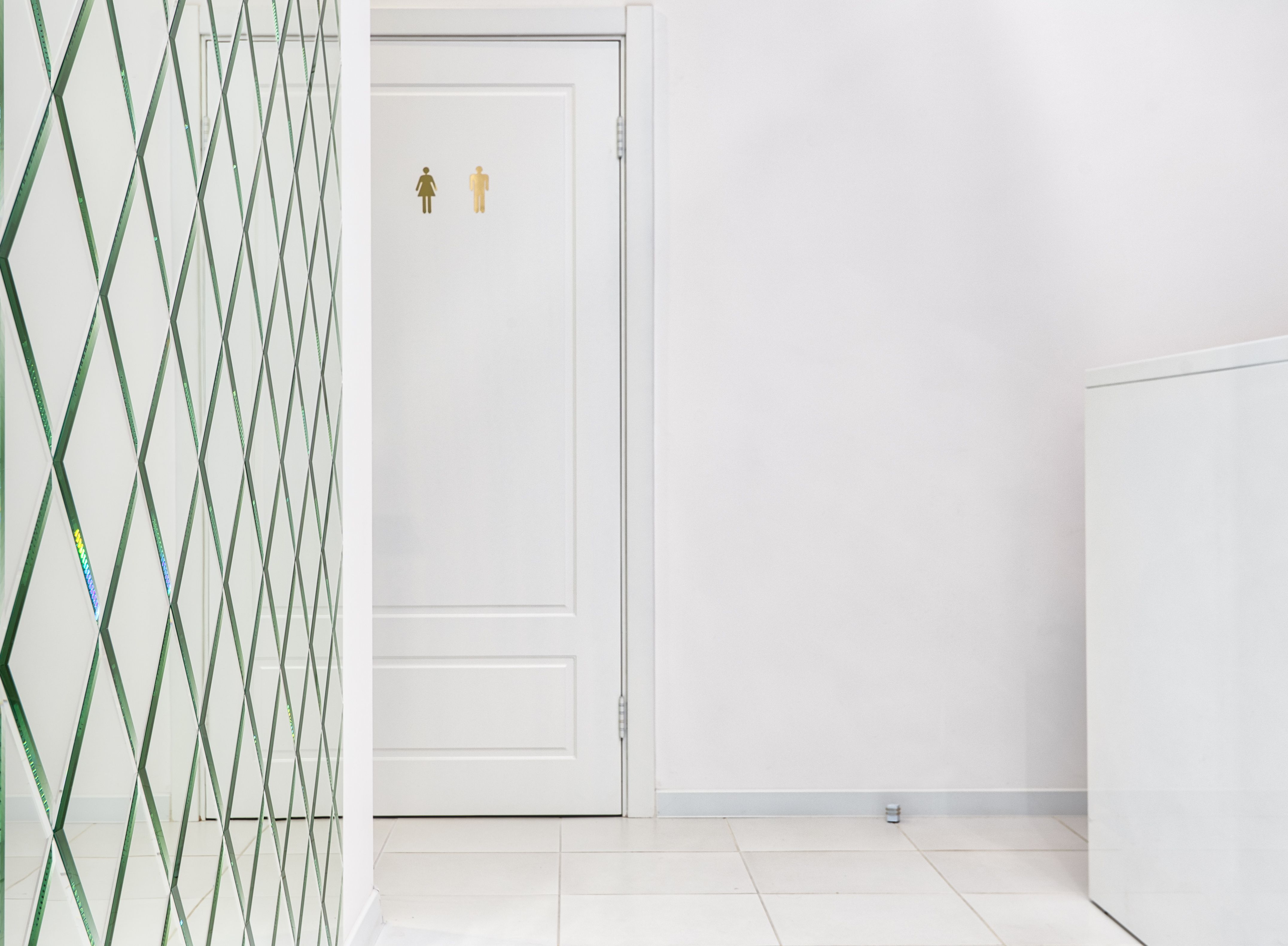 Spacious modern hall with glass entrance · Free Stock Photo