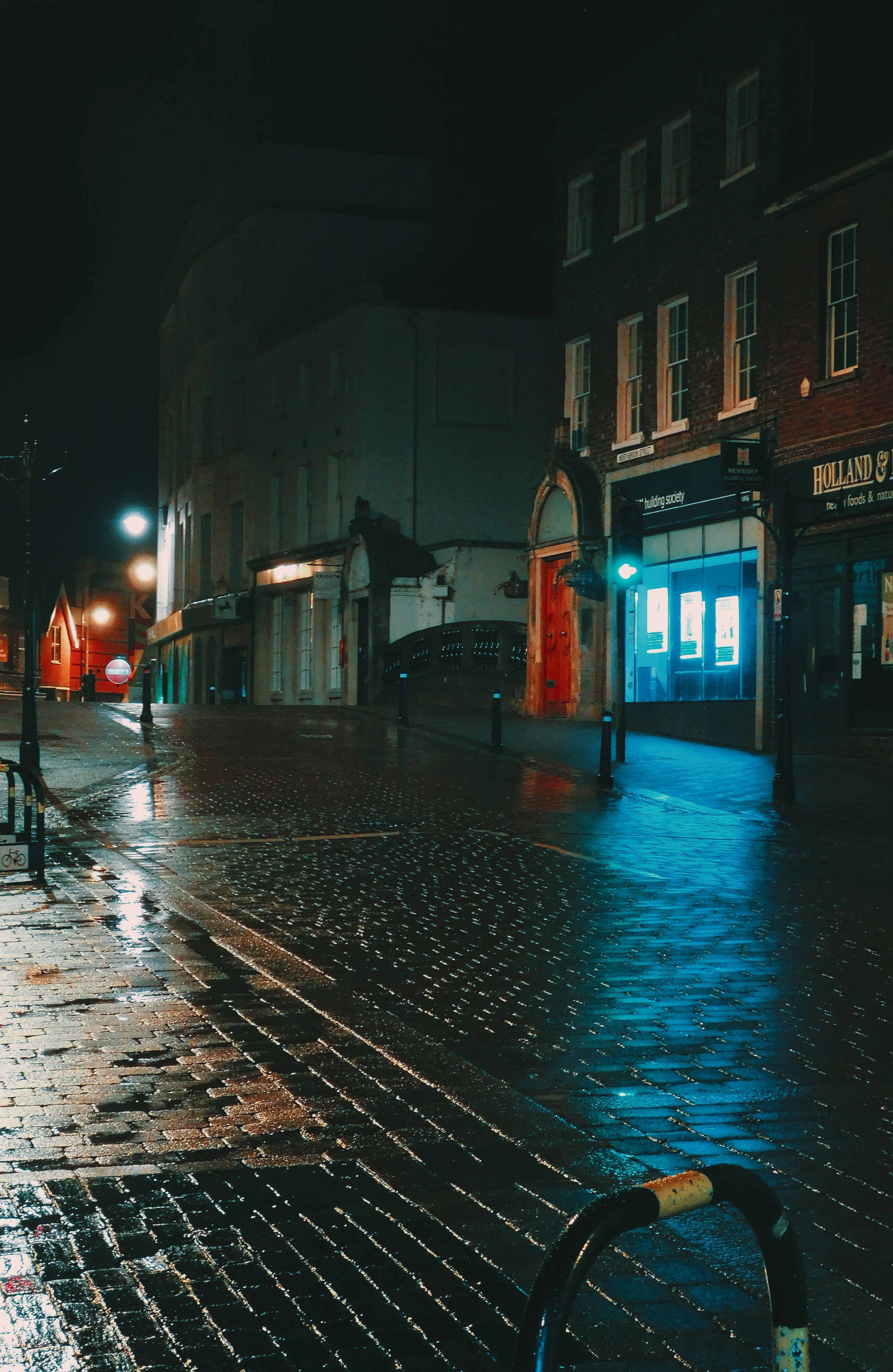 A Street in a City at Night · Free Stock Photo