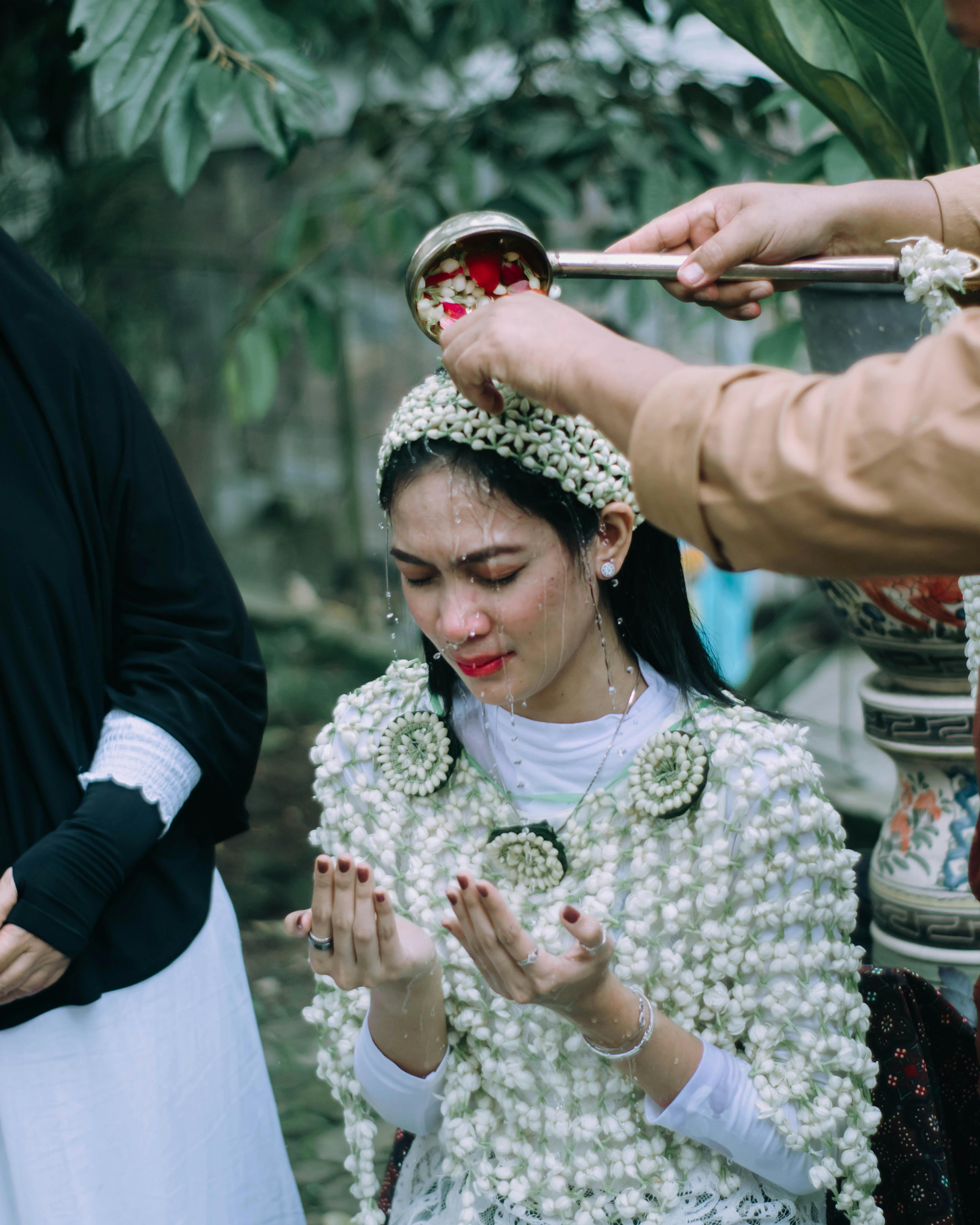 Siraman Ritual in a Traditional Wedding · Free Stock Photo