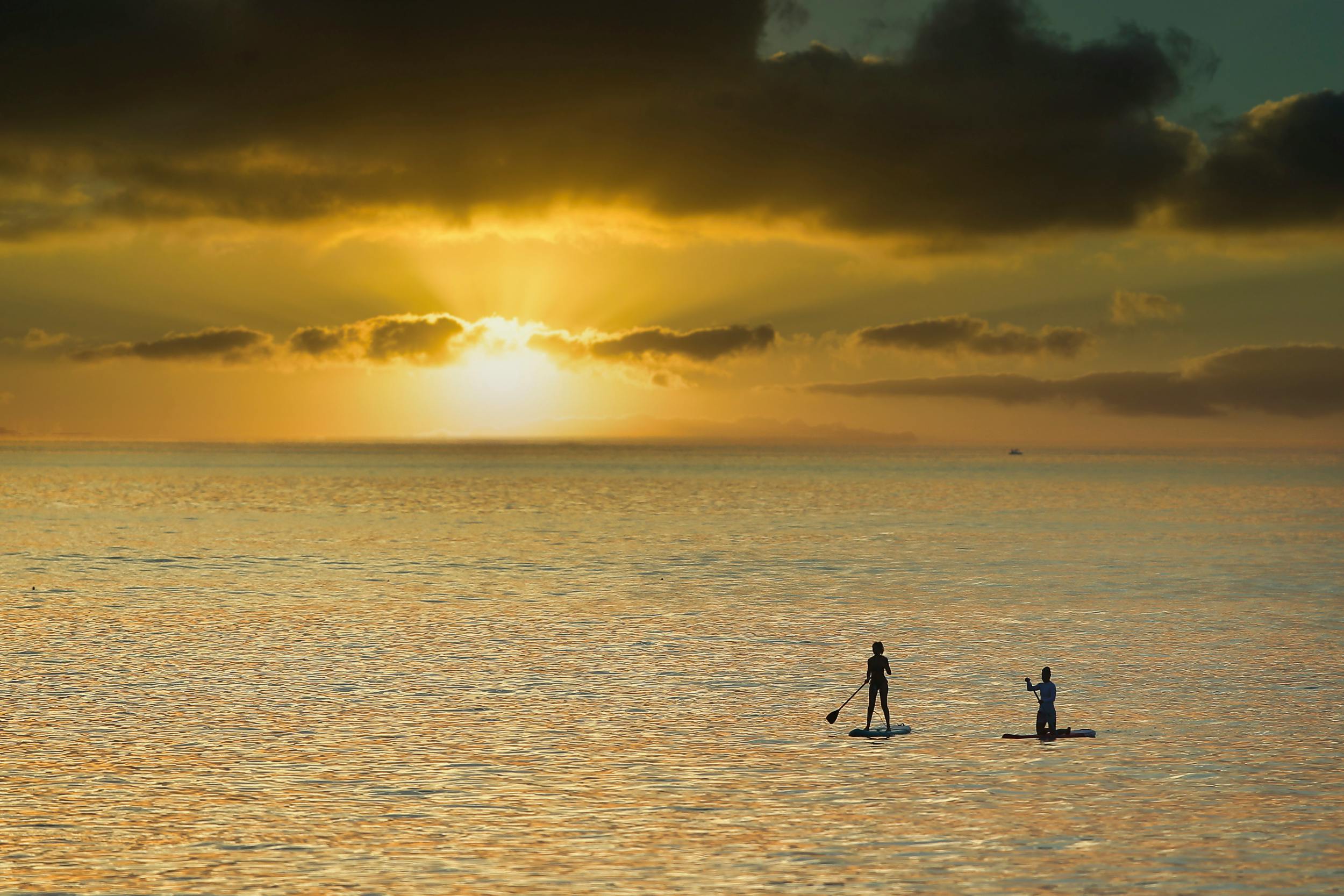 Sunset over the river in the middle of the day · Free Stock Photo