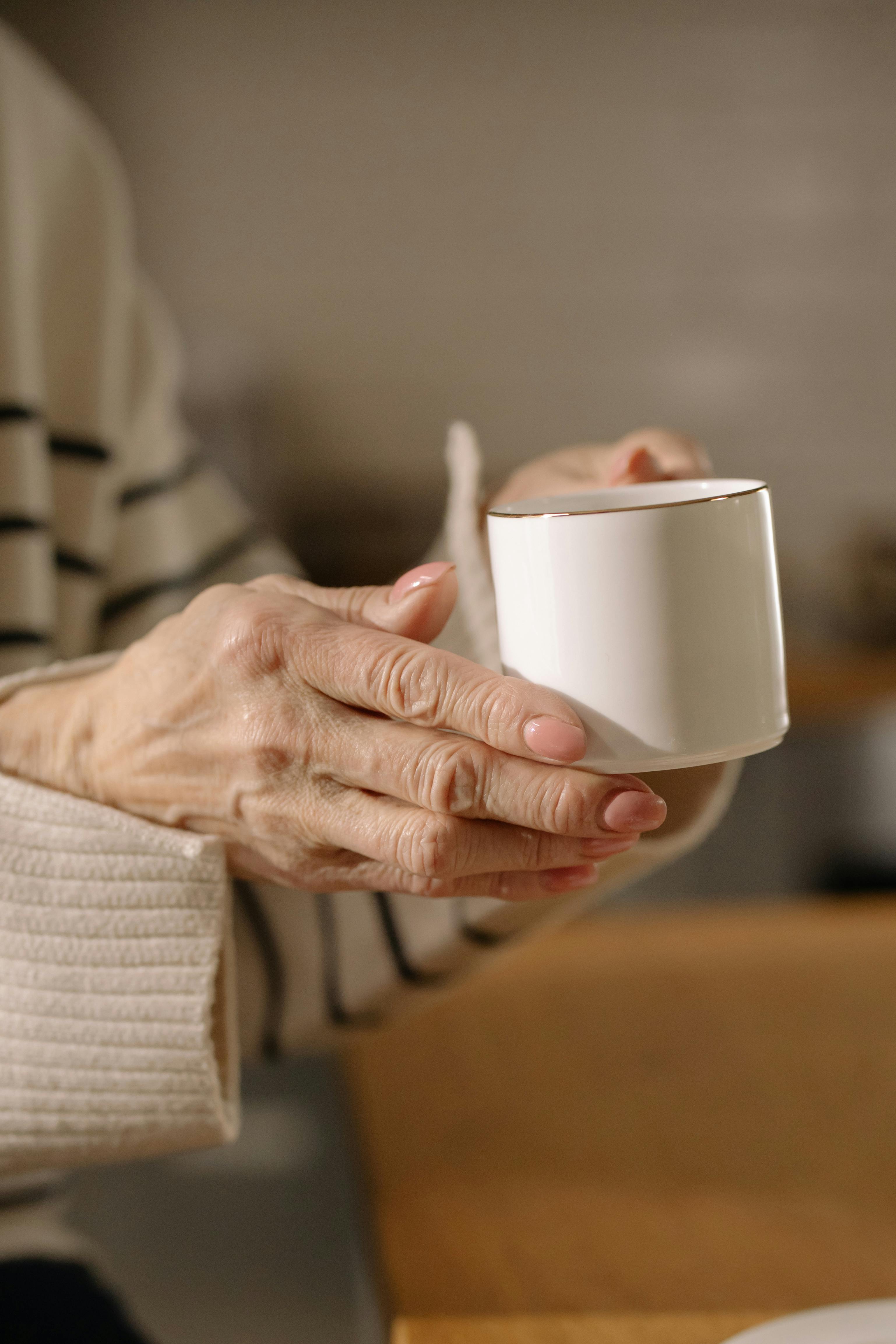 Hand Holding Coffee Cup Photos, Download The BEST Free Hand Holding ...