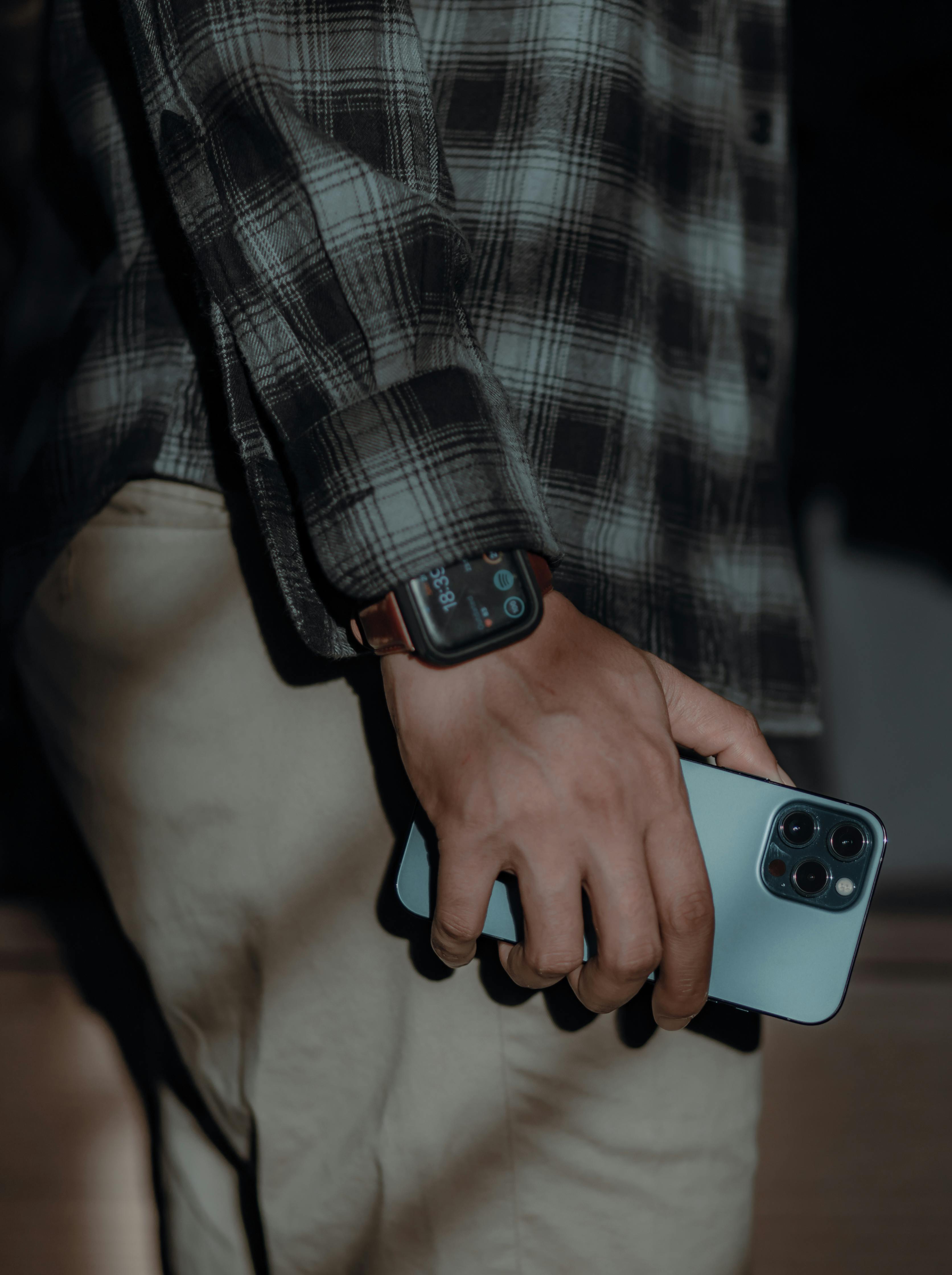 Man Showing Phone Screen Photos, Download The BEST Free Man Showing ...