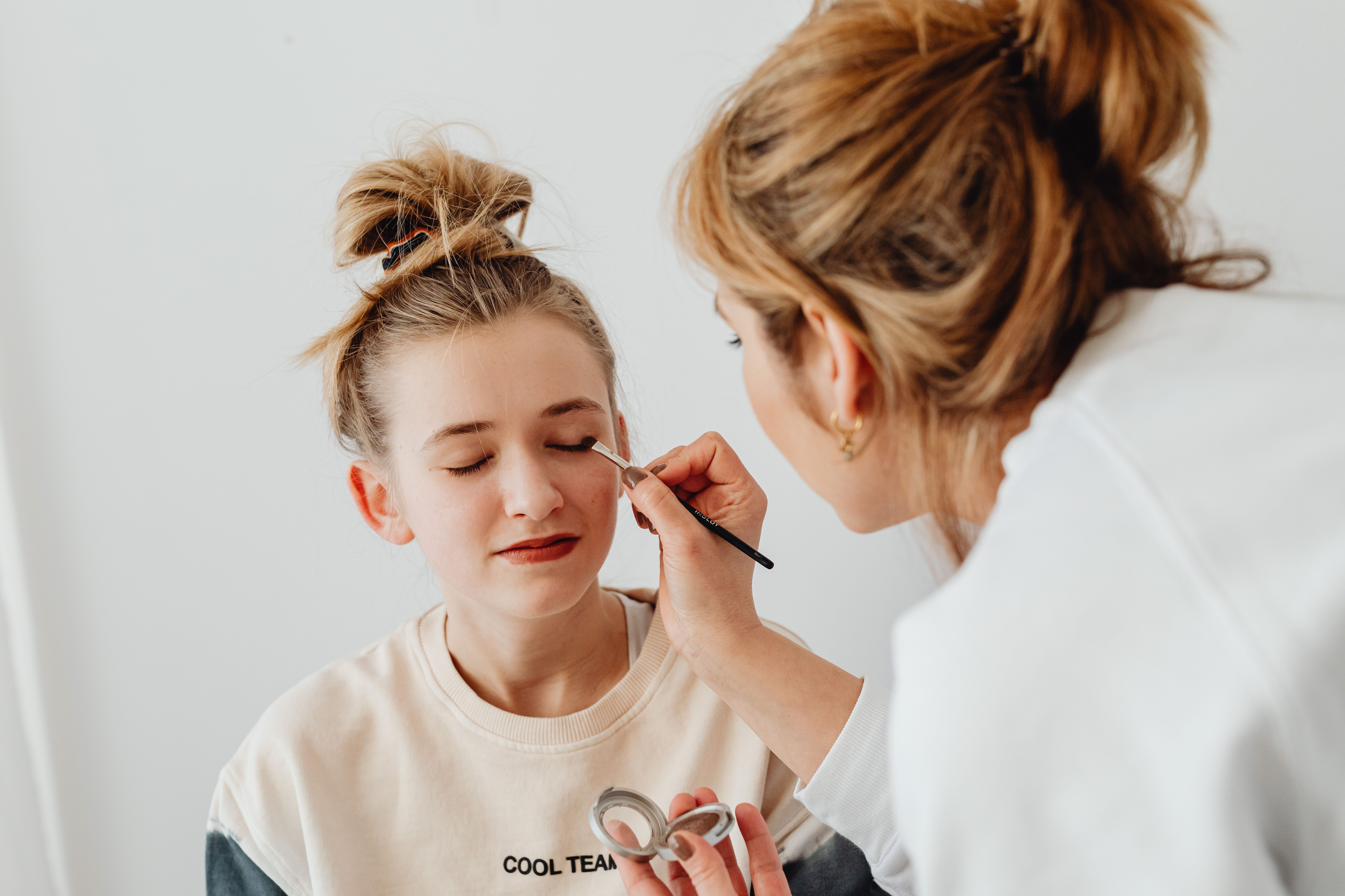 Woman Putting On Eyeshadow Photos, Download The BEST Free Woman Putting ...