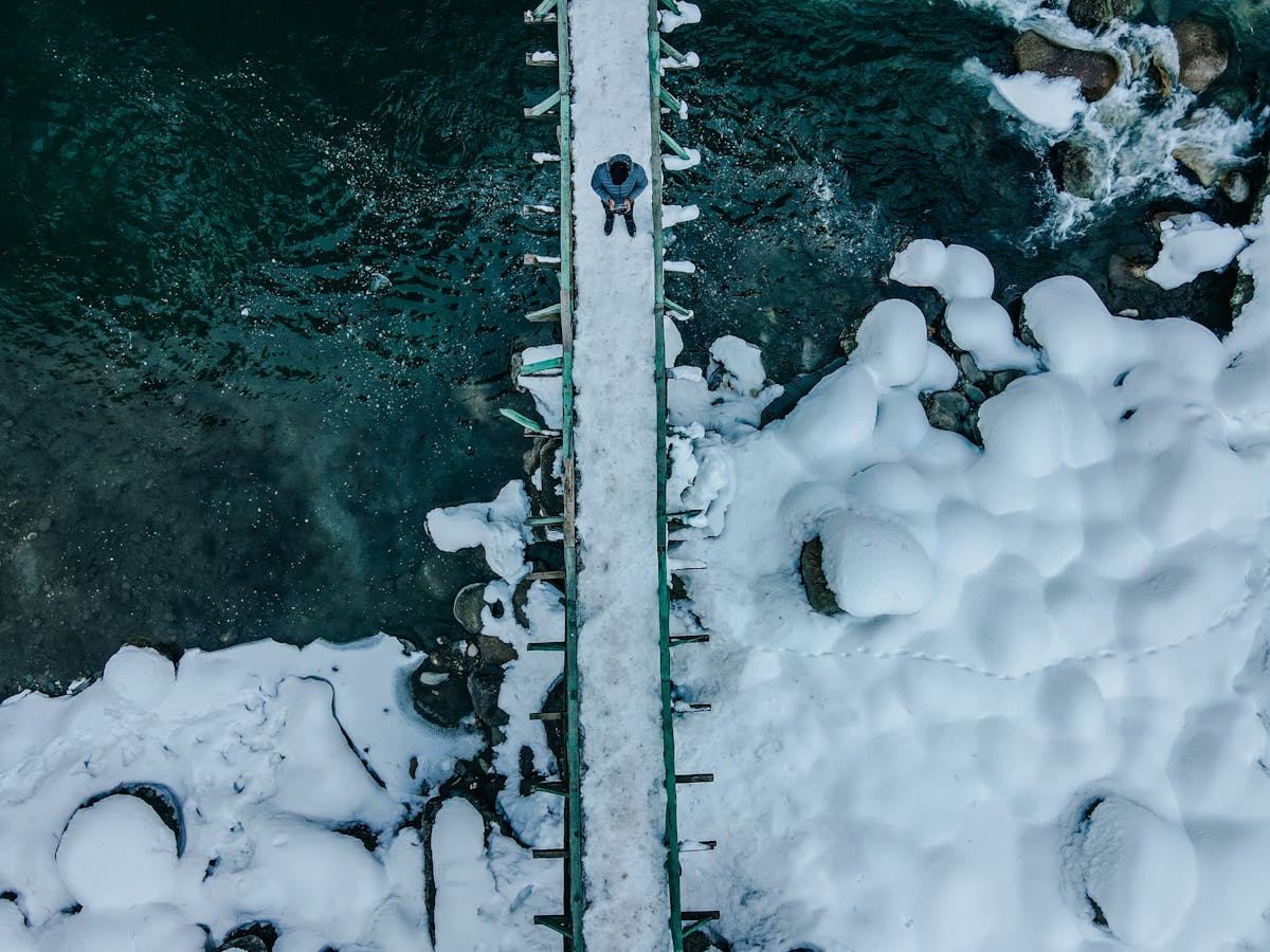 有关icee 下坡 下雪的 下雪的天氣 冬季 冰 冷冰冰 冷冰的 冷凍 凍結的 天性 天氣 季節 自然攝影 雪的
