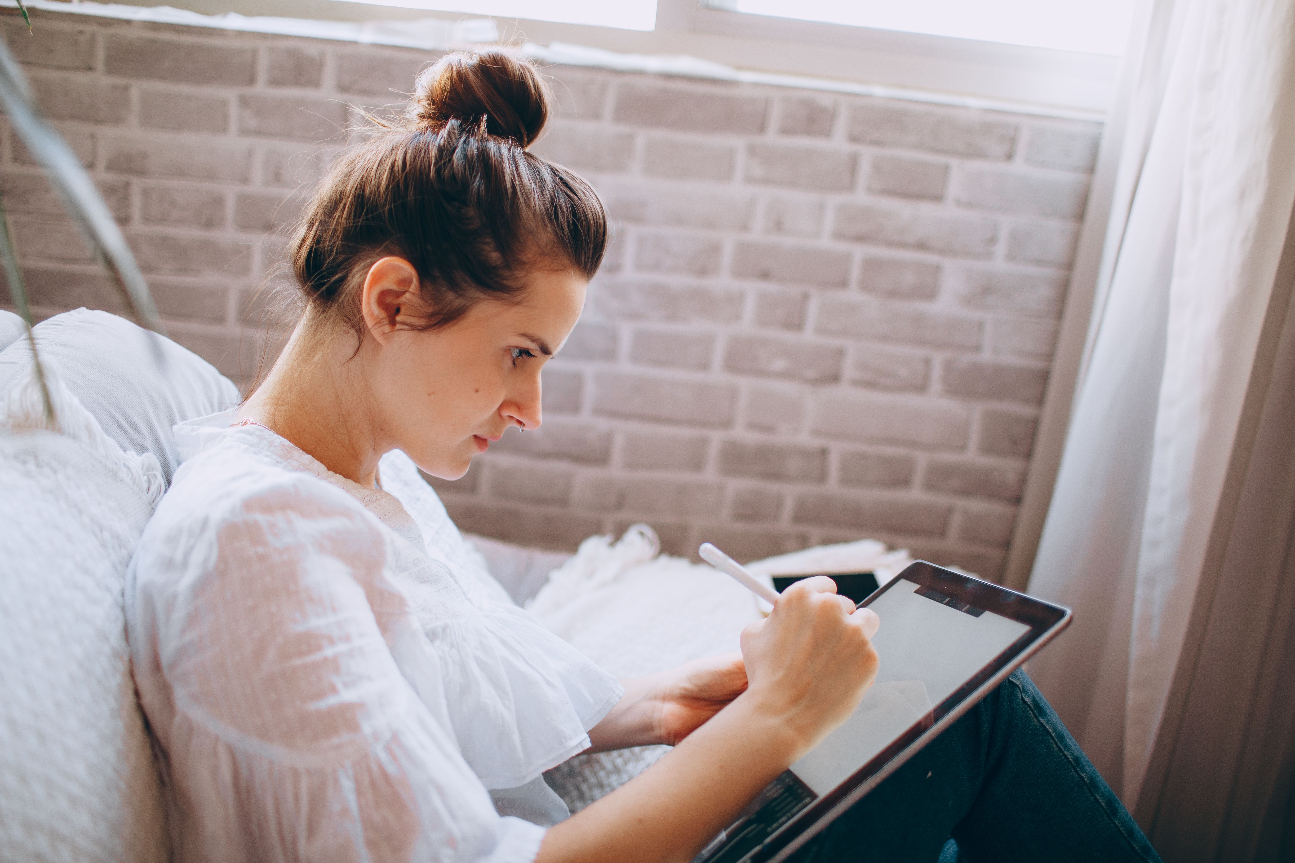 Woman Using Ipad · Free Stock Photo