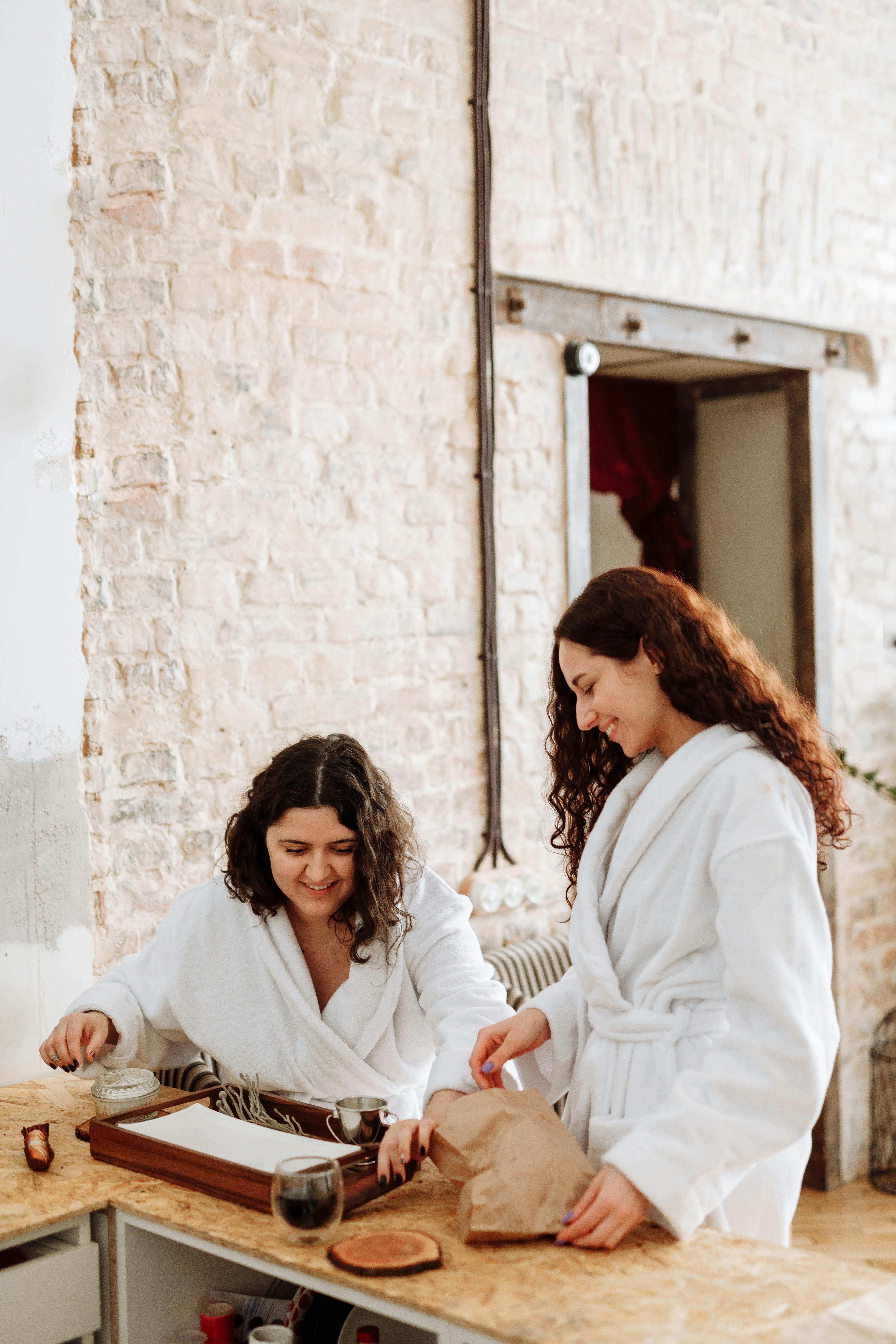 Photo gratuite de à l'intérieur, adulte, aliments, ami, amie, amies ...