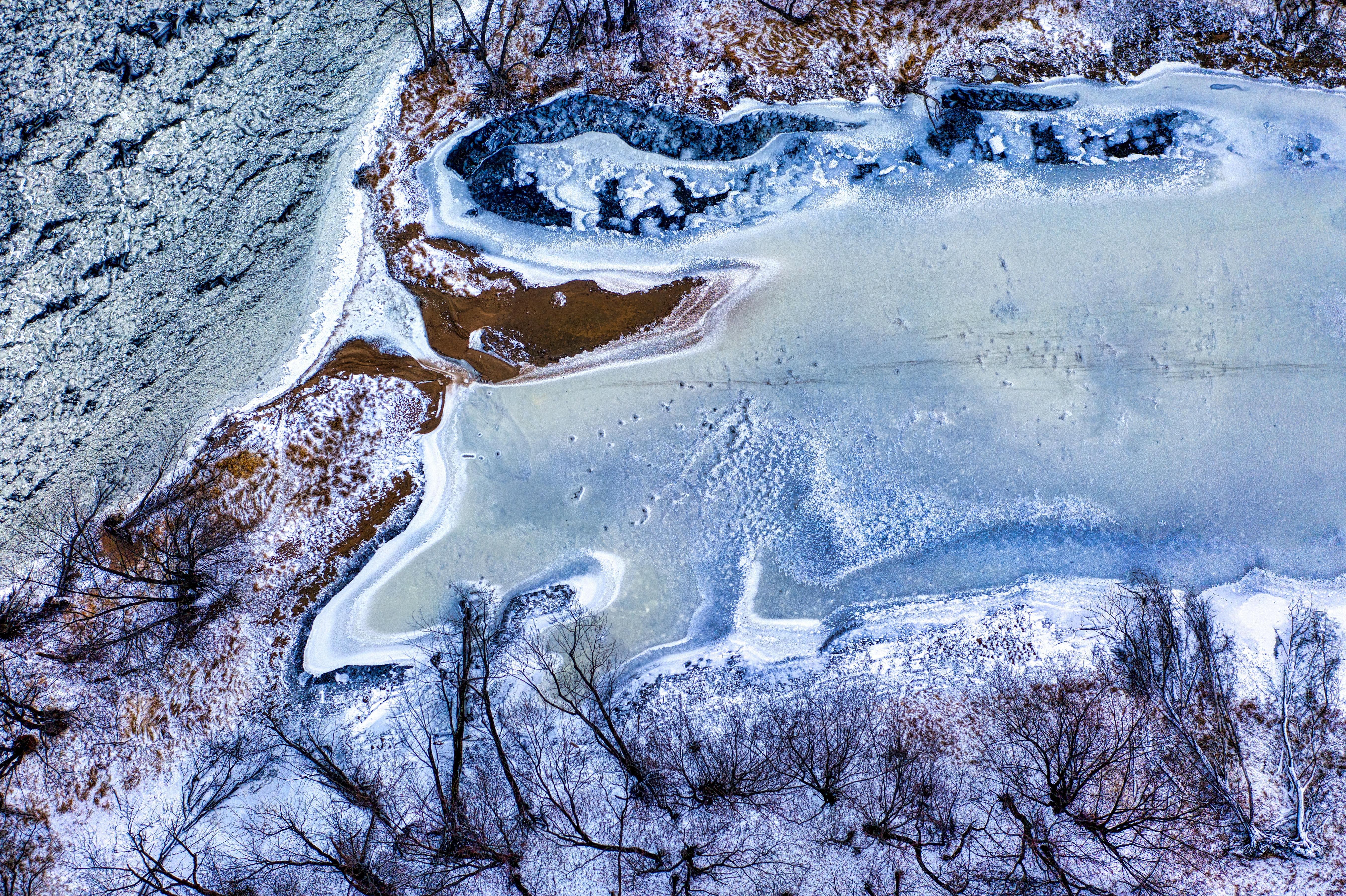 Frozen Lake and Snow around · Free Stock Photo