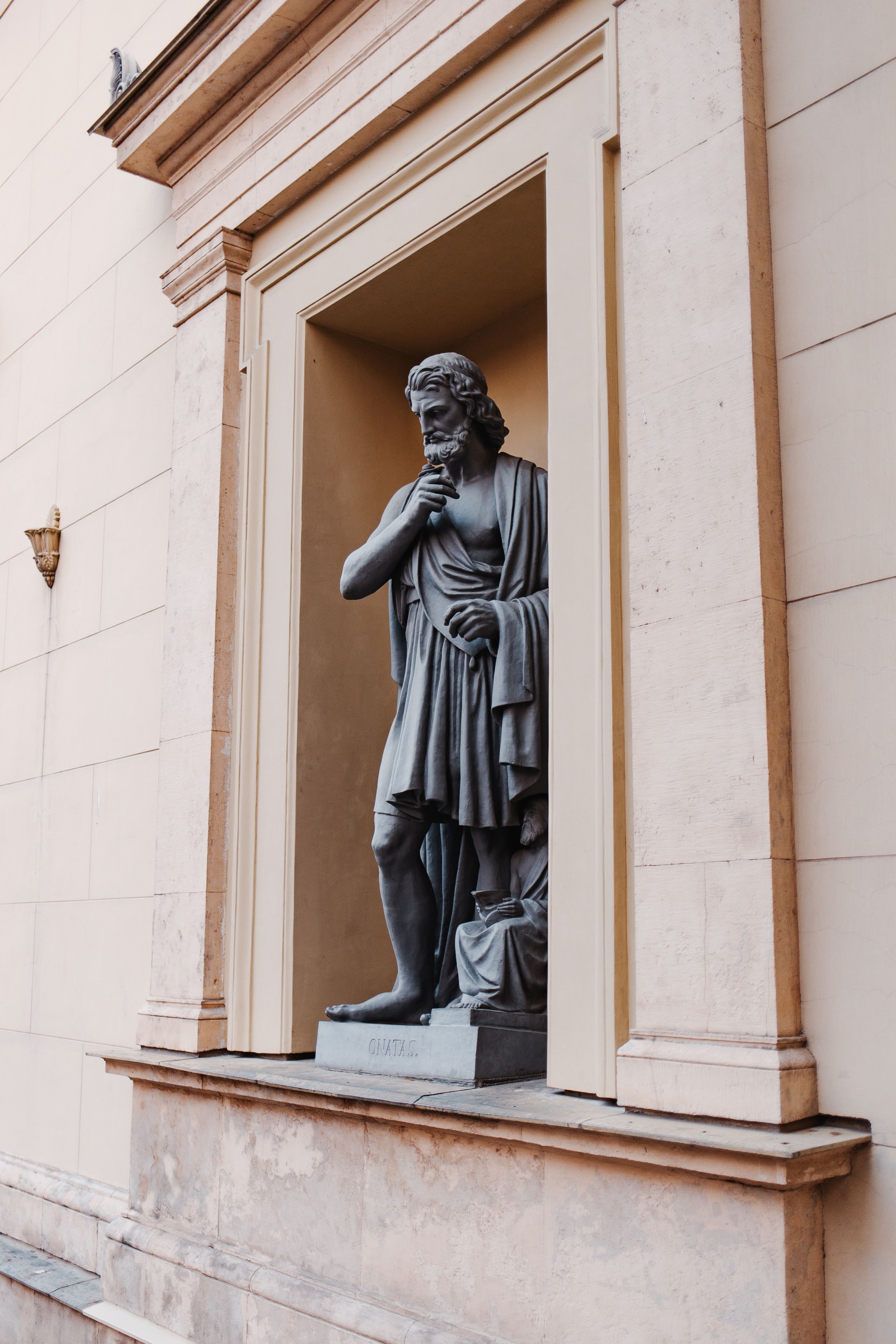 Statue of Man Standing in the Center of a Room · Free Stock Photo