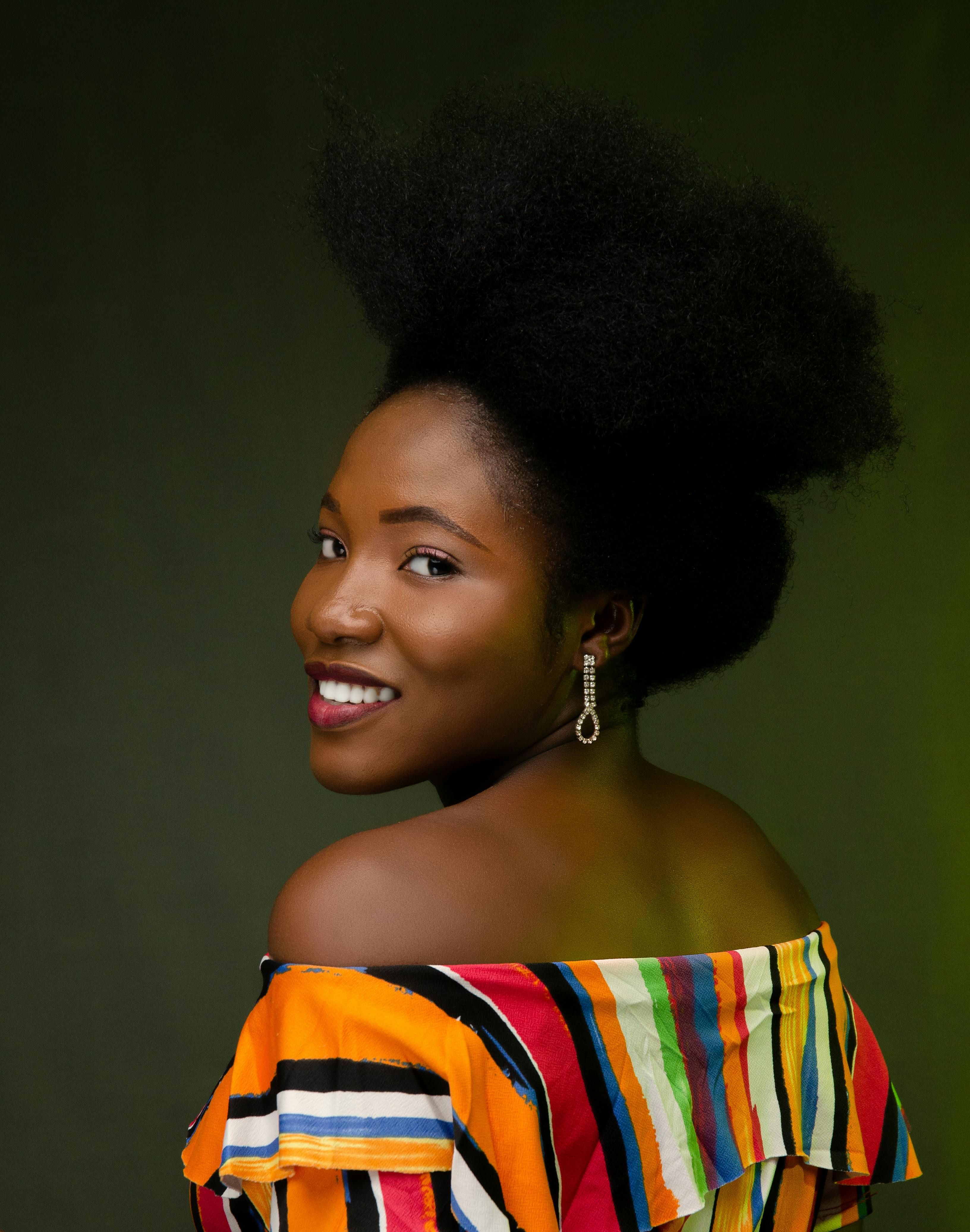 Stylish black woman in trendy outfit and sunglasses · Free Stock Photo