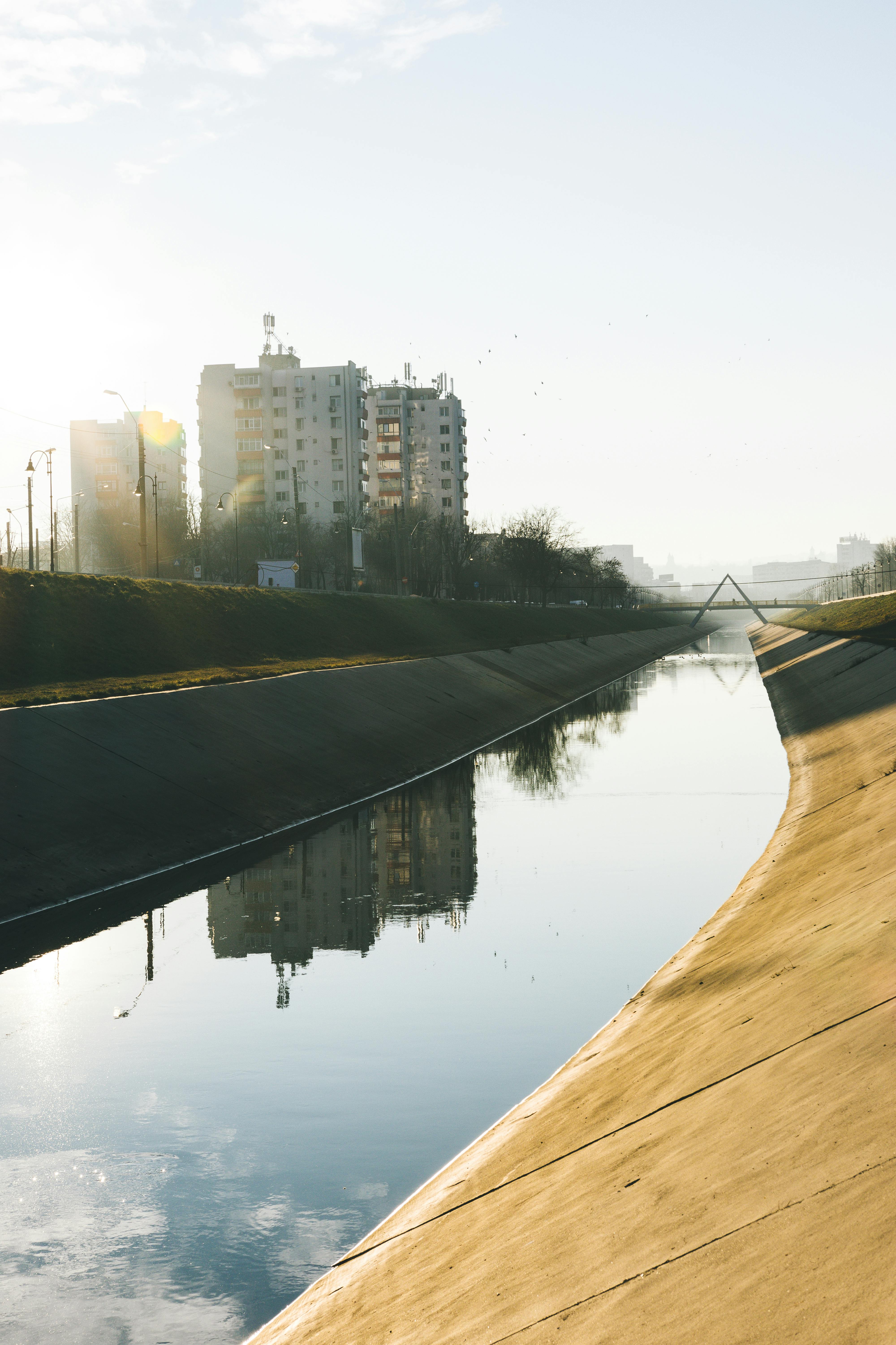 Shallow Canal in City · Free Stock Photo