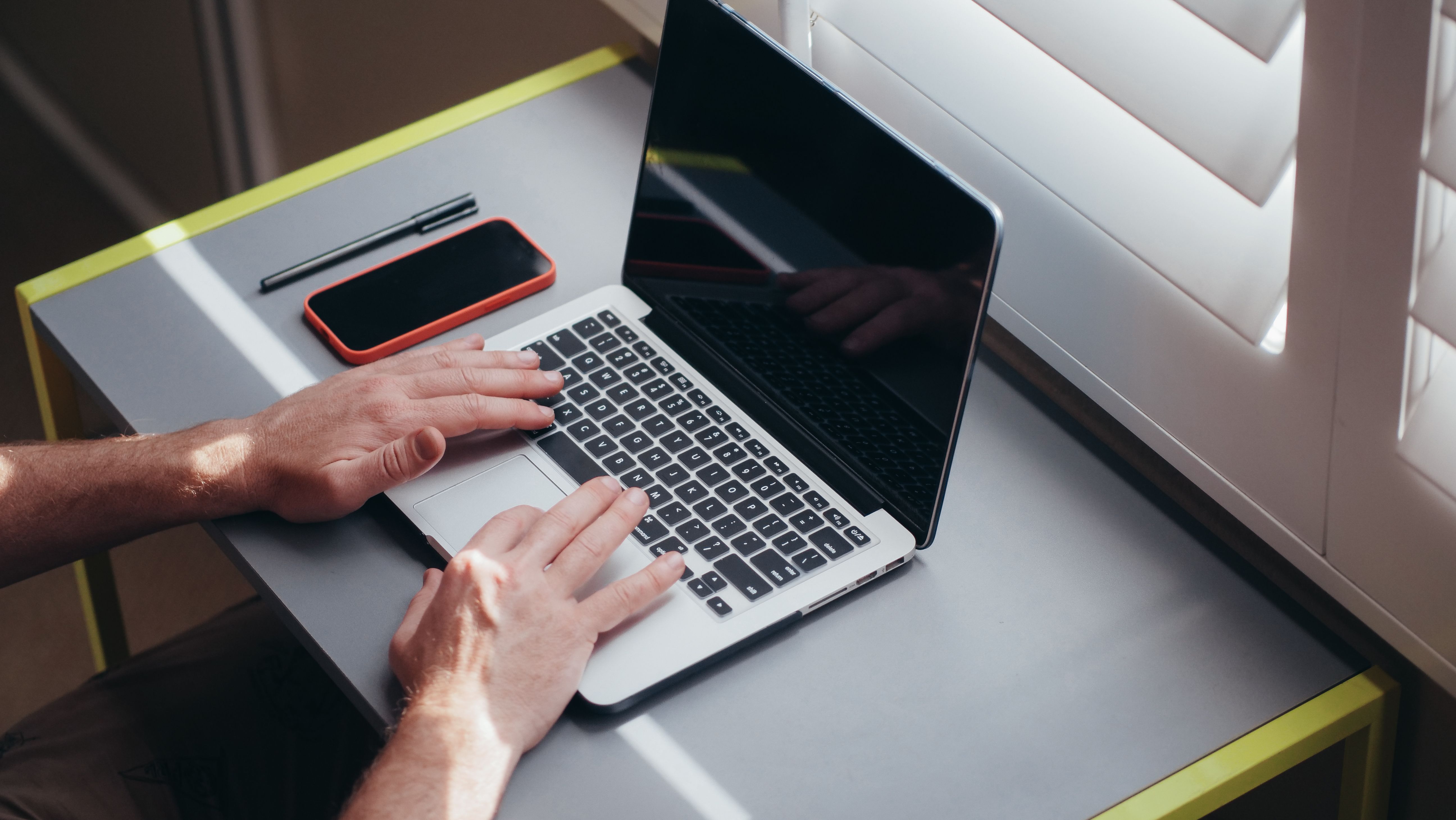Orang Dengan Kemeja Lengan Panjang Biru Menggunakan Macbook Pro · Foto ...