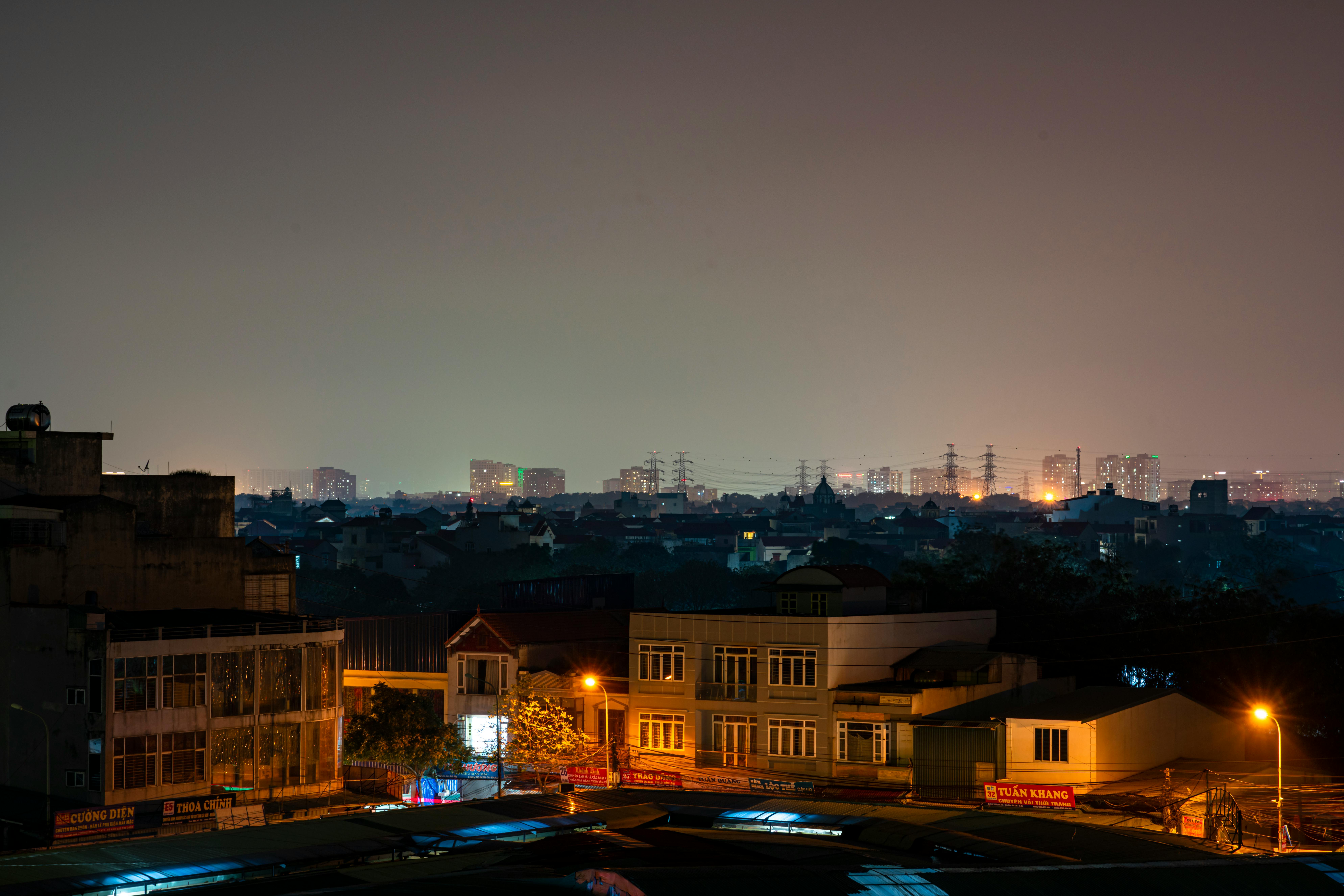 Illuminated street with residential buildings at night · Free Stock Photo