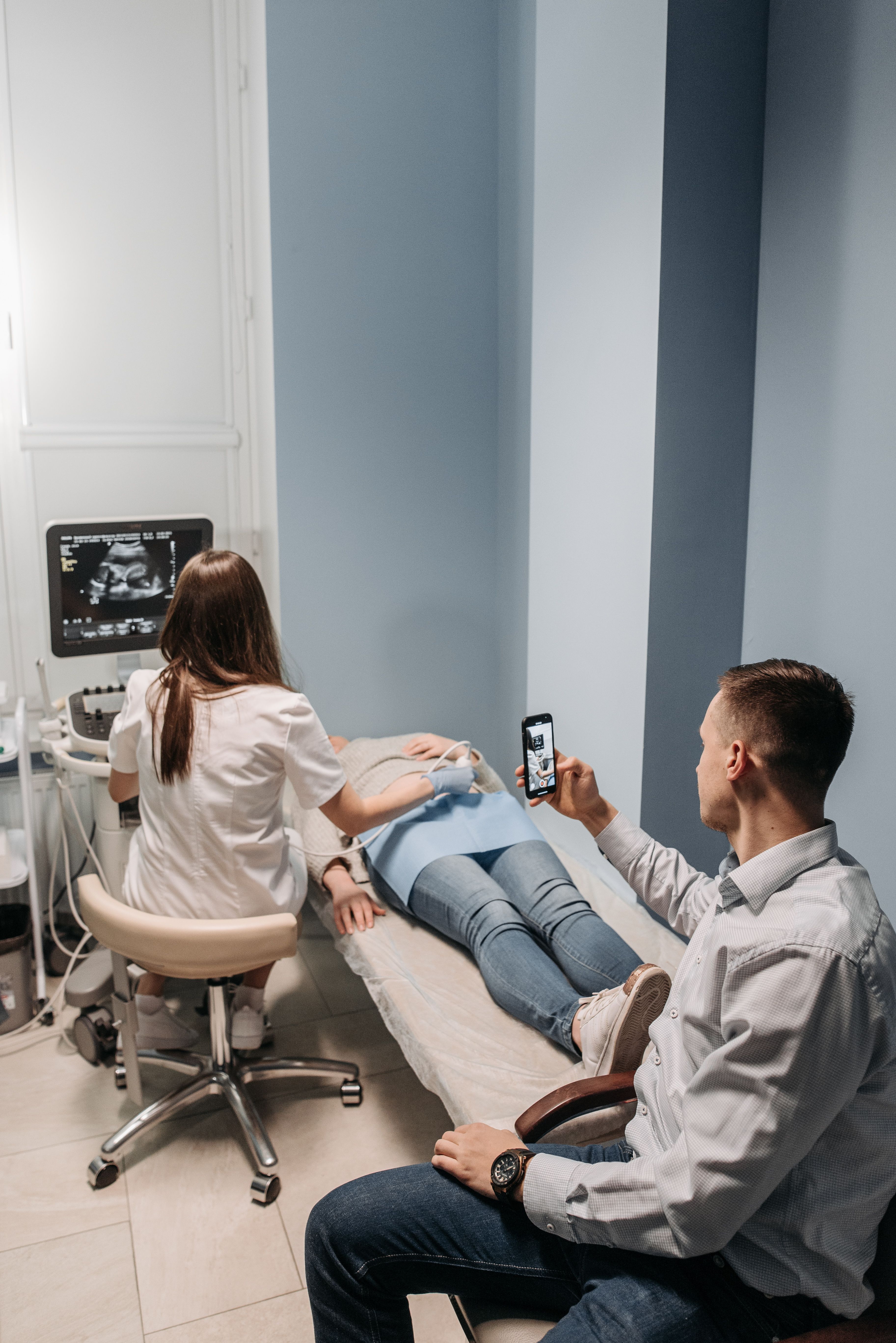 Man Recording a Woman Ultrasound on His Smart Phone · Free Stock Photo