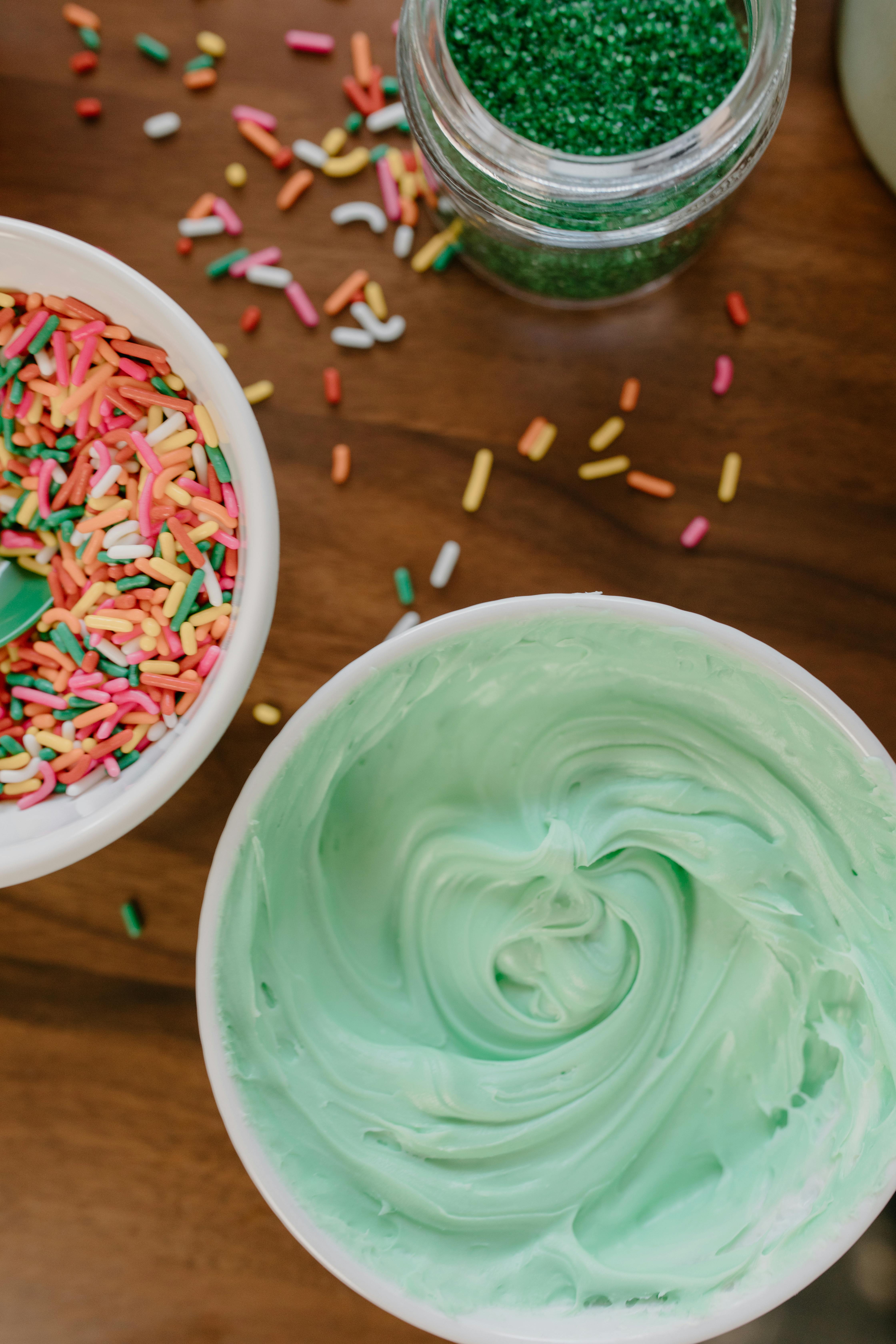 Green Icing on the Bowl · Free Stock Photo