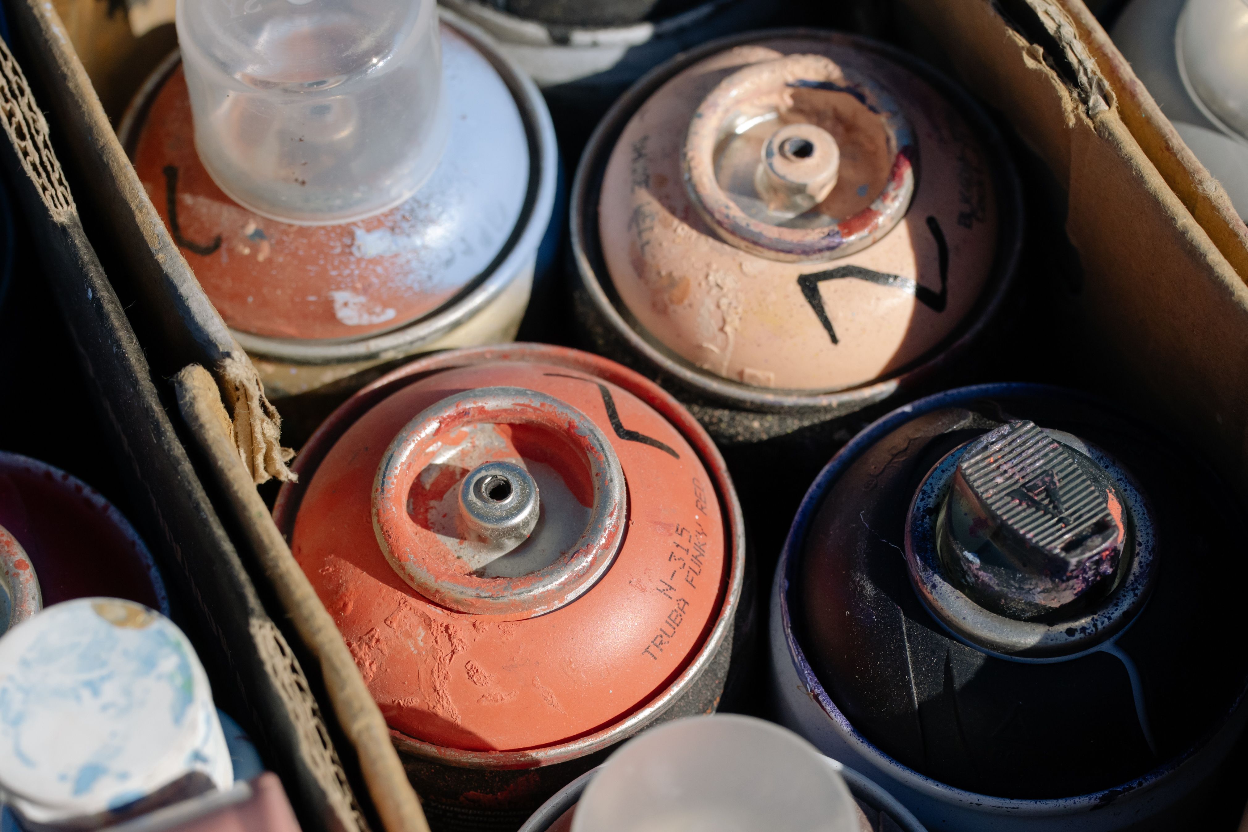 Used Spray Paint Bottle on Sand · Free Stock Photo