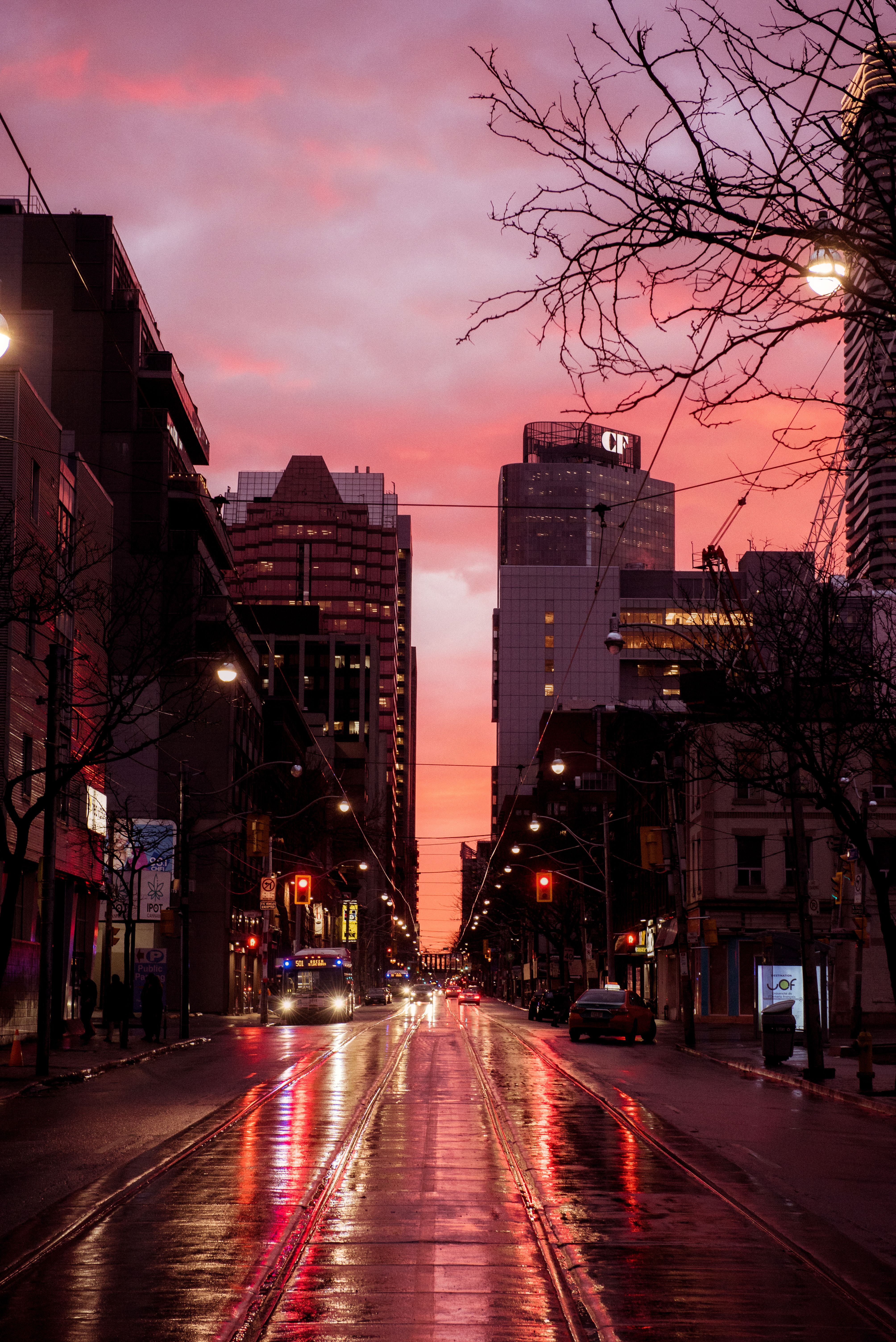 Narrow street with buildings at night city · Free Stock Photo