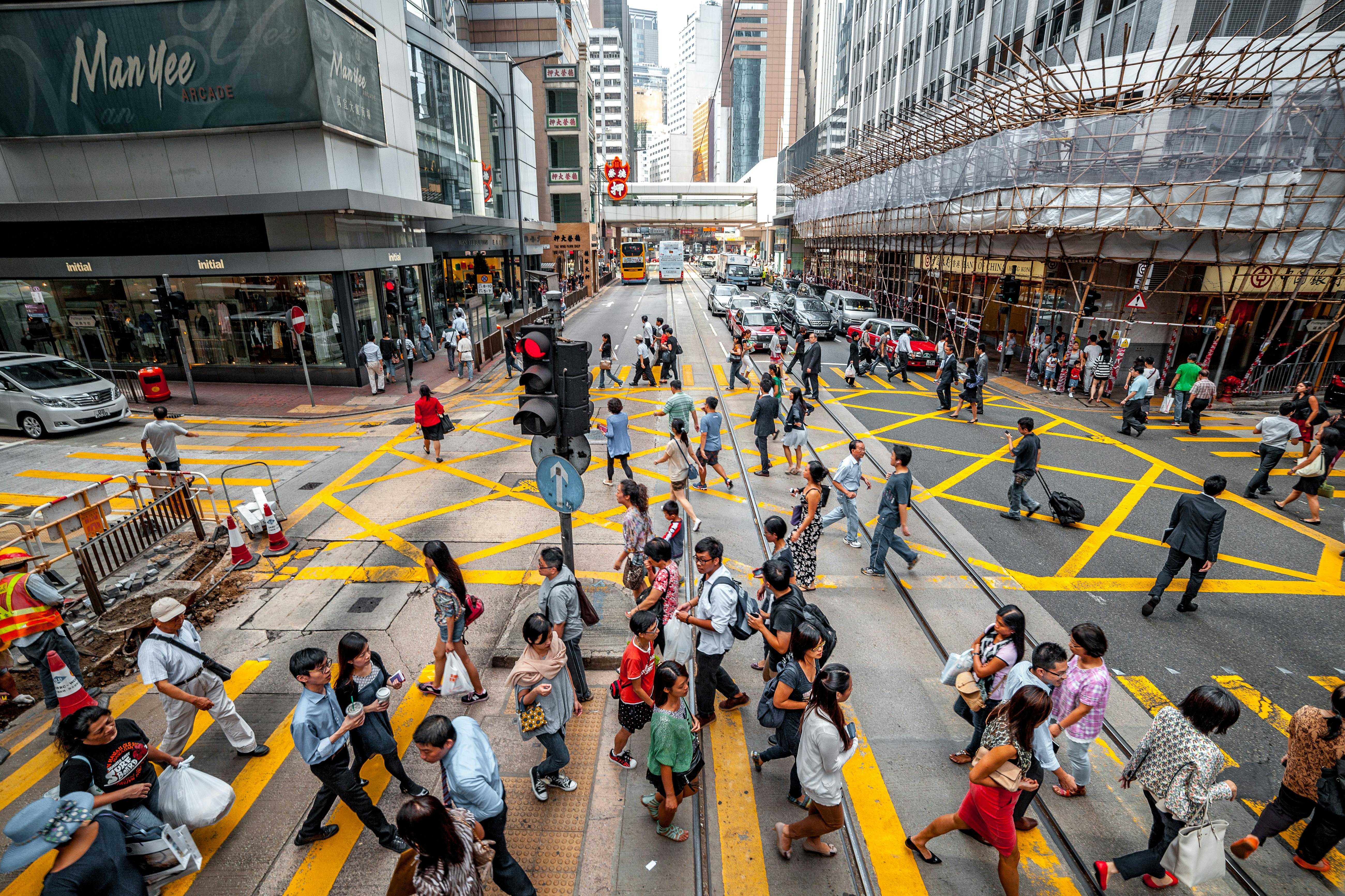 People Crossing the Road · Free Stock Photo