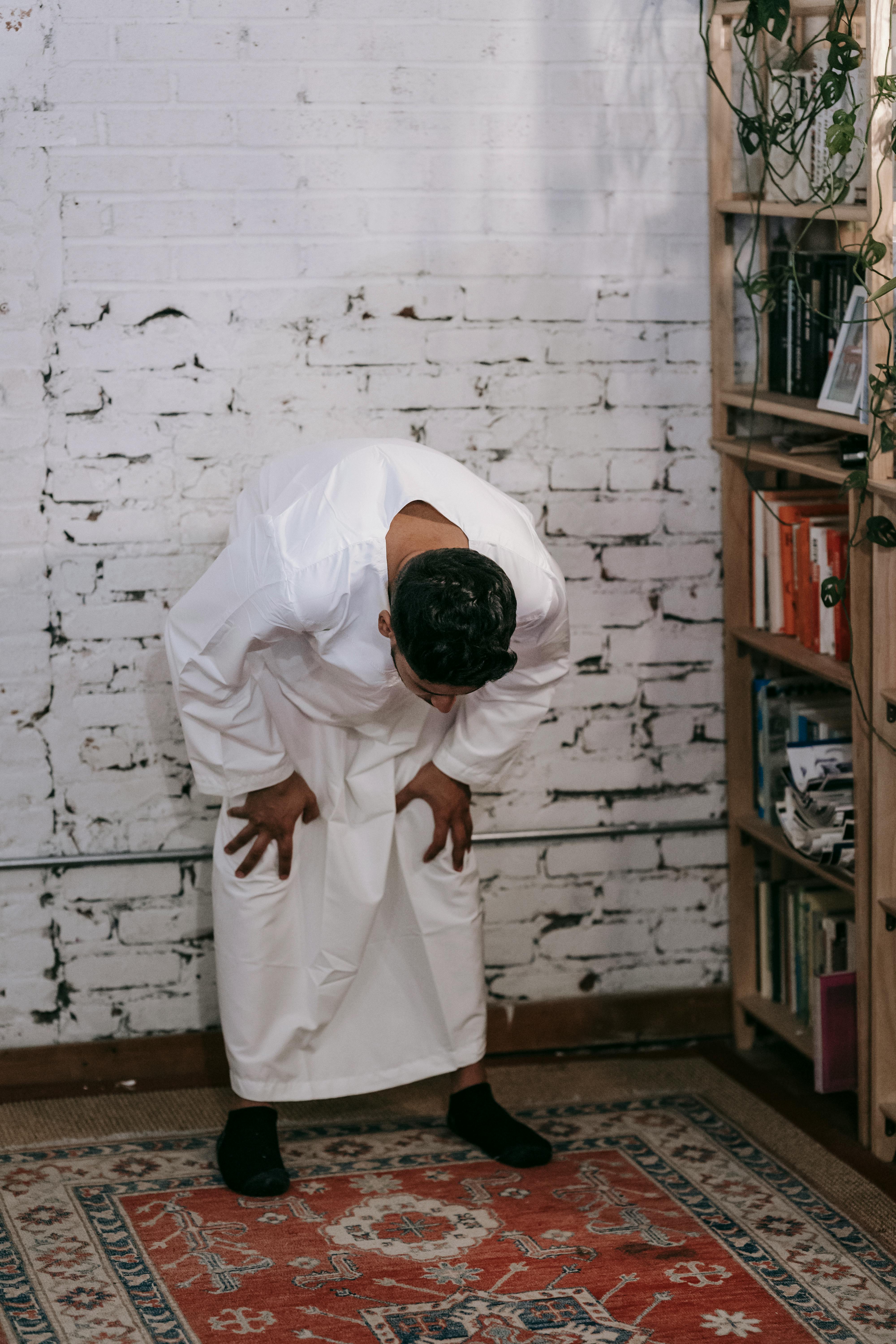 Bowing Pose Photos, Download The BEST Free Bowing Pose Stock Photos ...