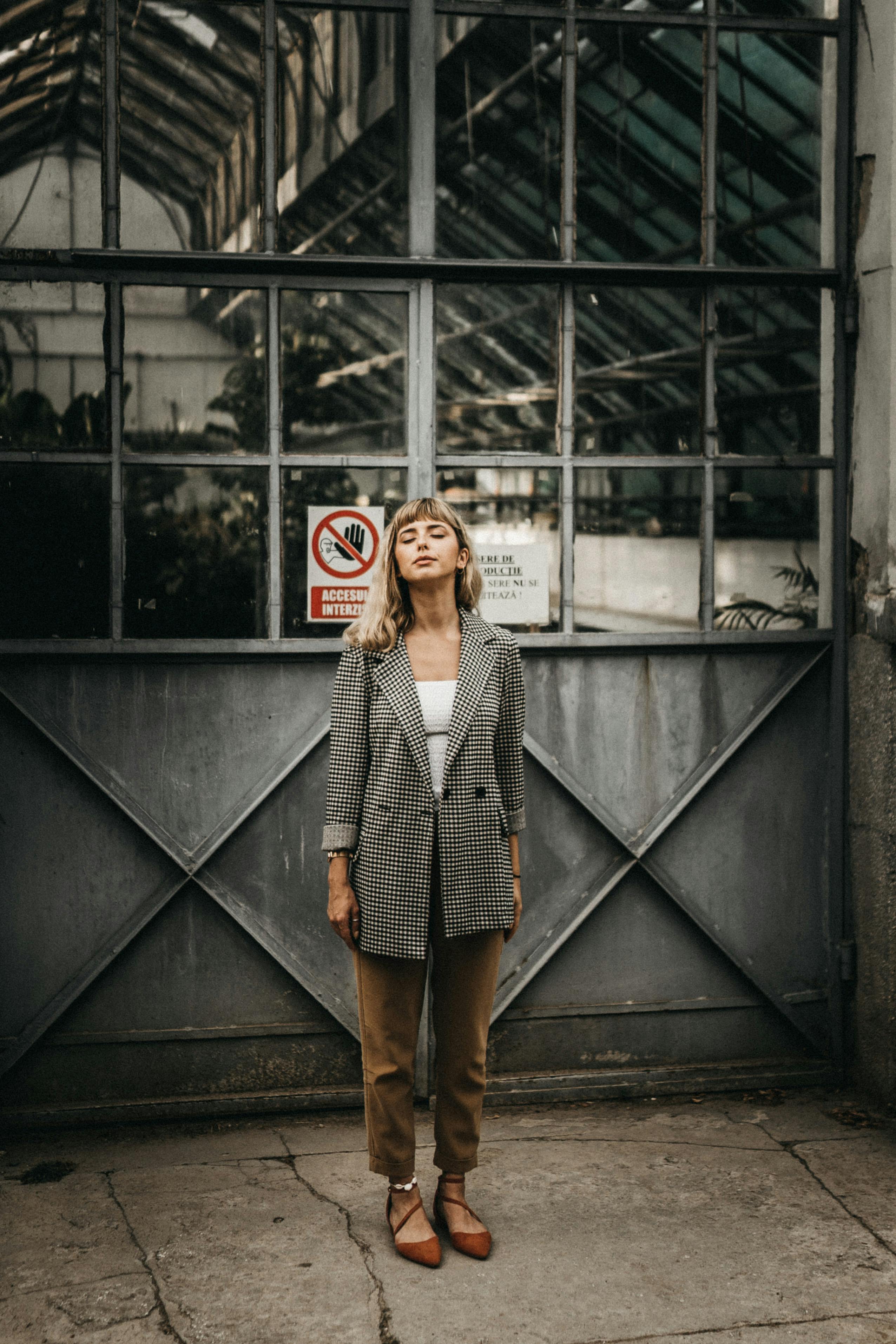 Full Body Shot Street Woman Photos, Download The BEST Free Full Body ...