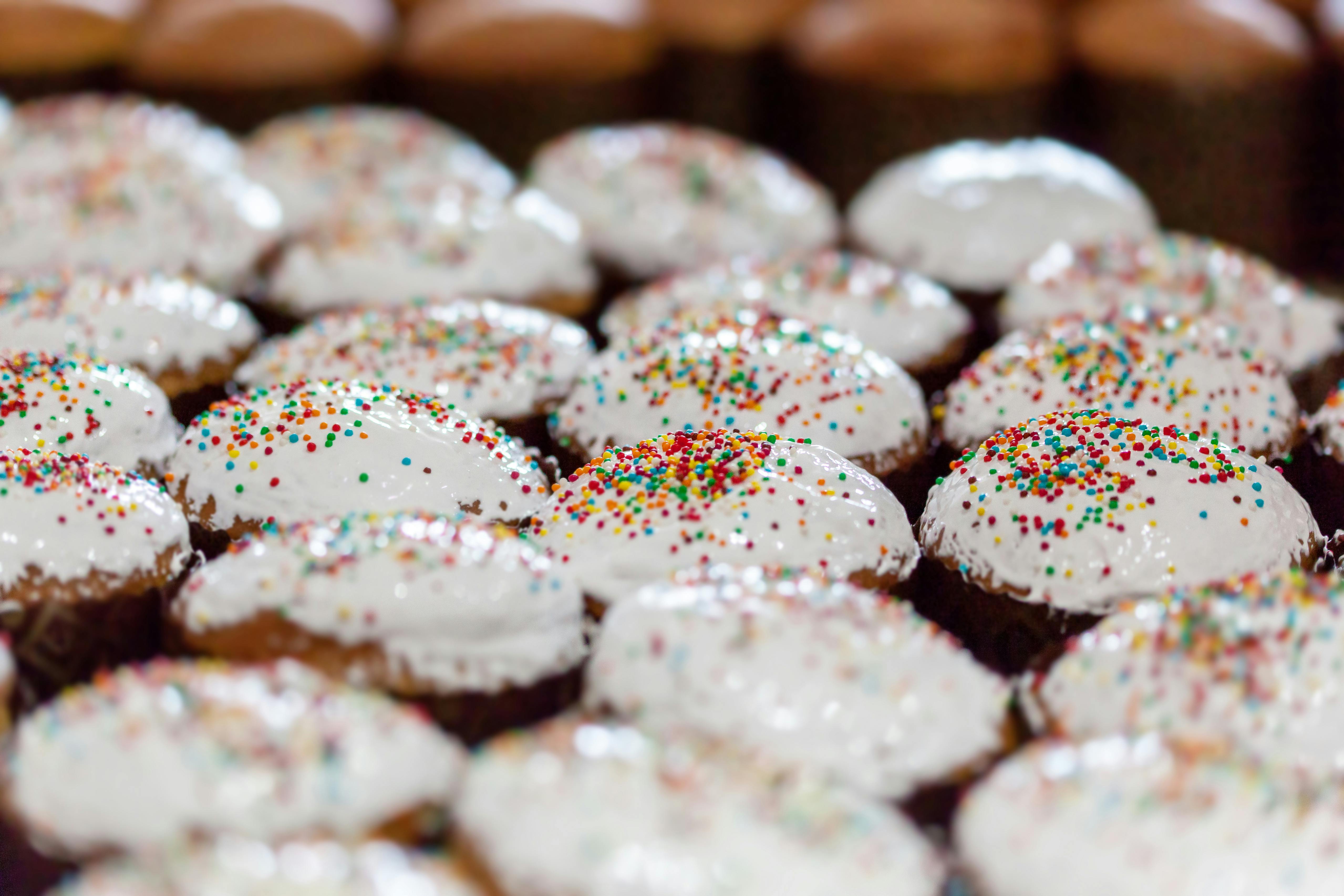 Delicious sweet cakes placed in rows · Free Stock Photo