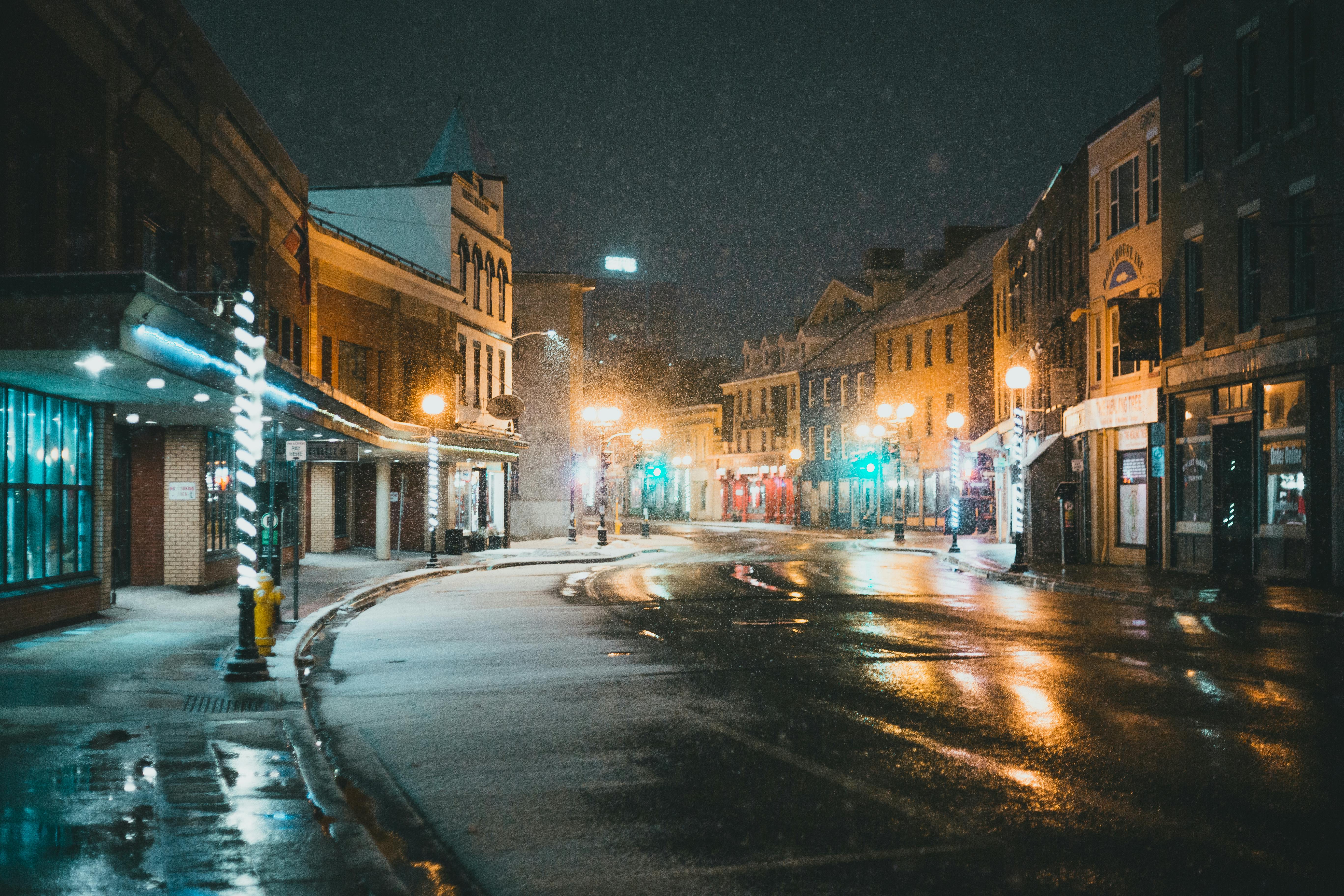 Street with asphalt road and buildings in winter · Free Stock Photo