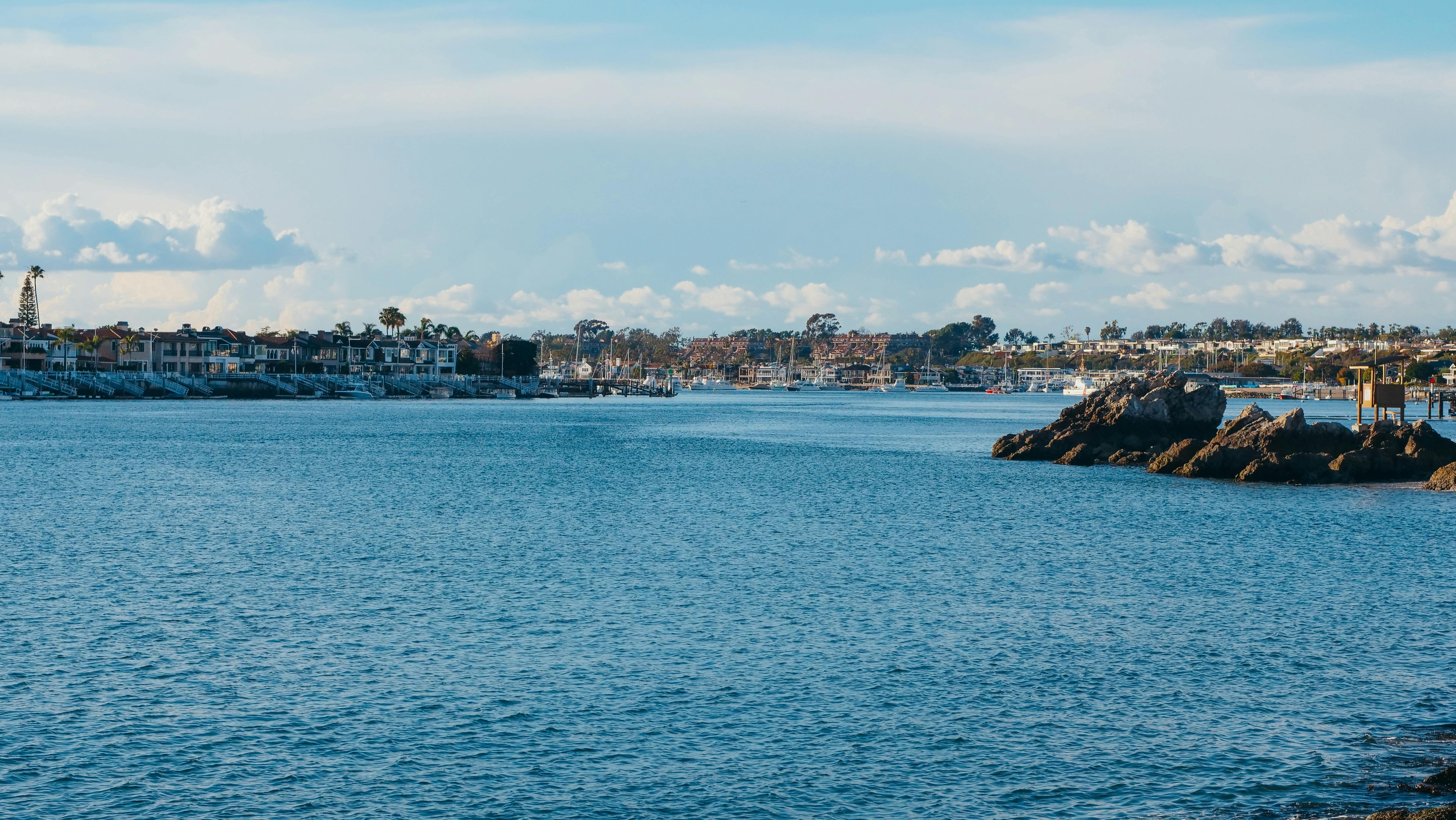 Buildings near Body of Water · Free Stock Photo
