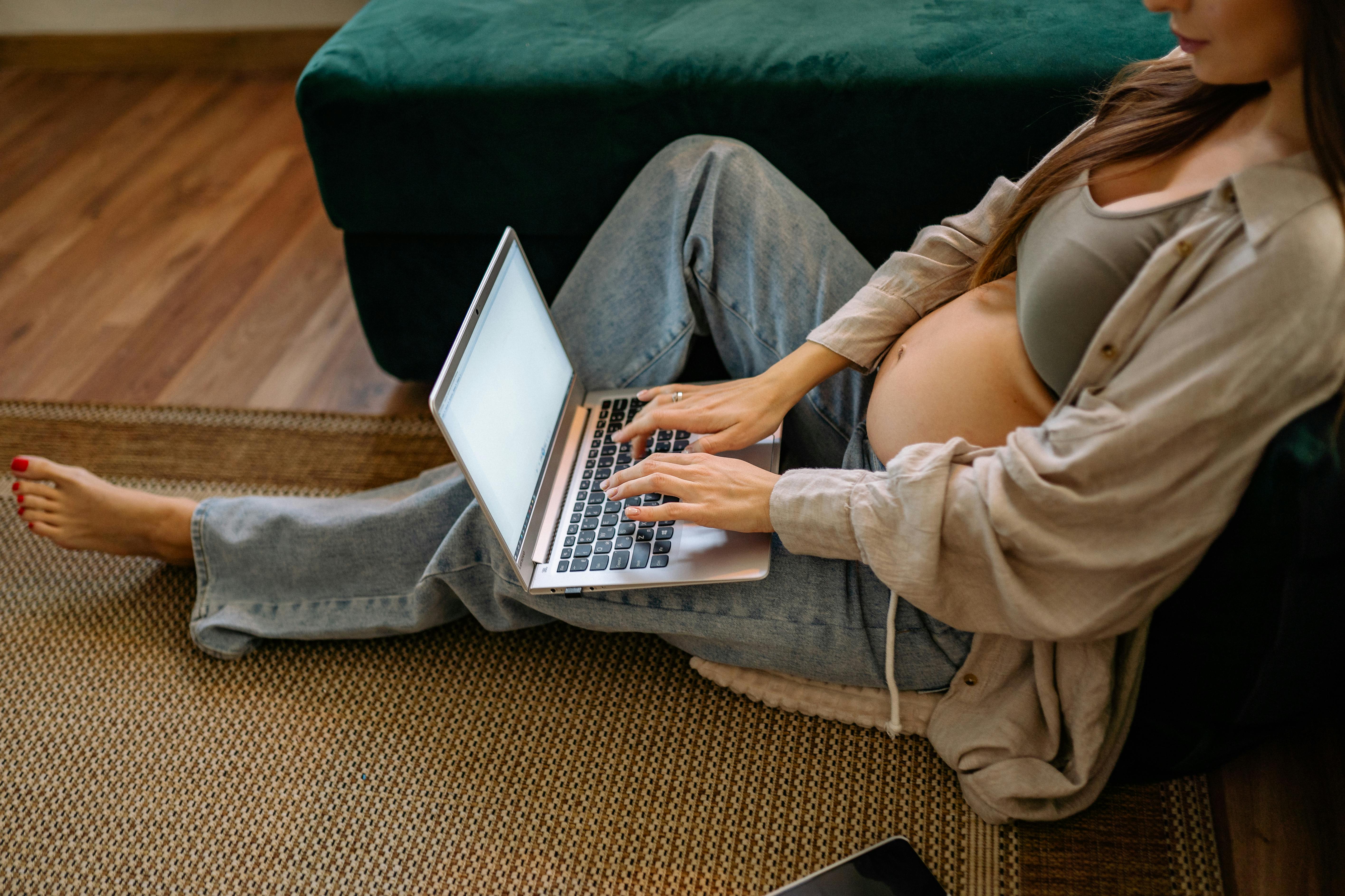 Pregnant Woman using Laptop · Free Stock Photo