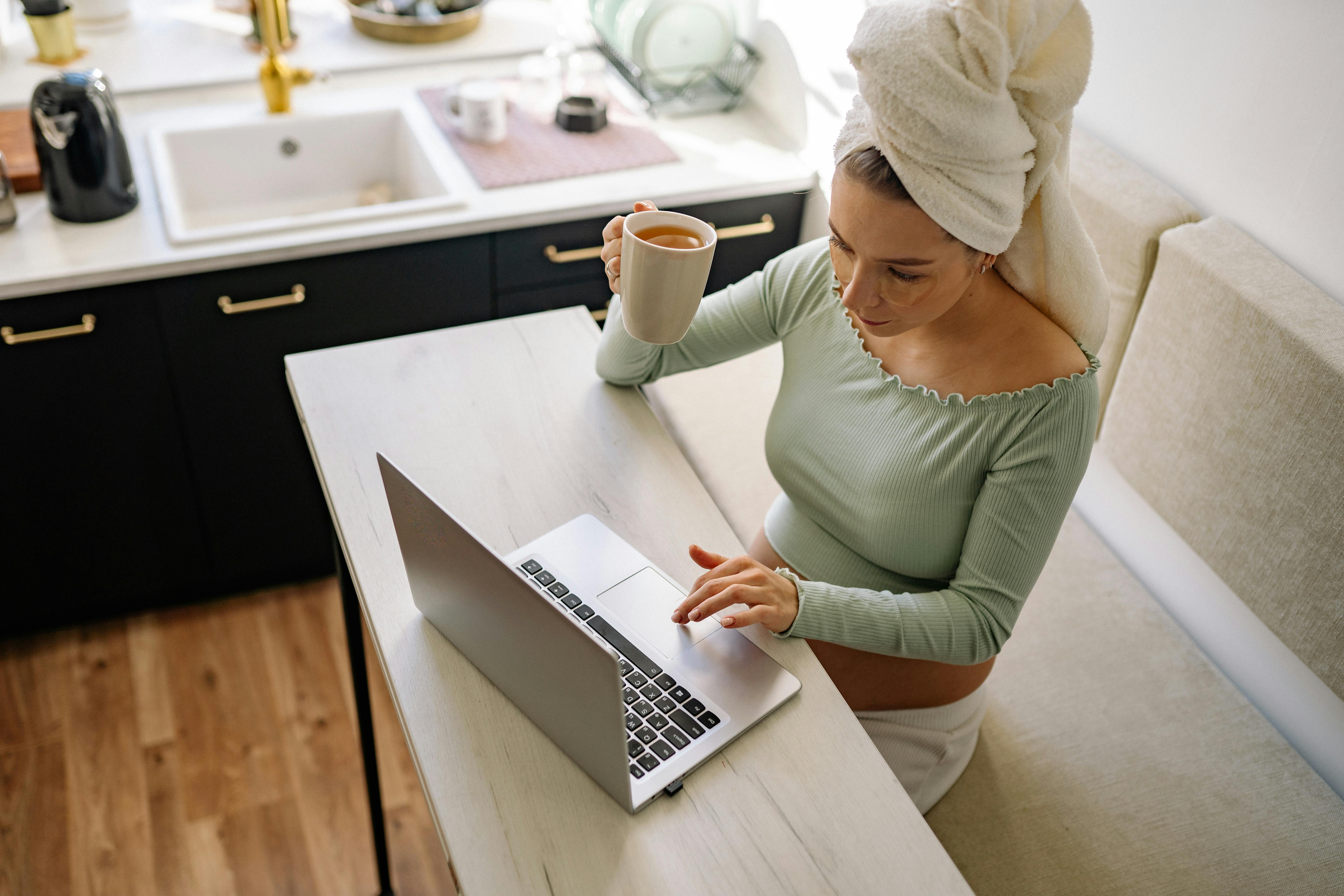 Pregnant Woman using Laptop · Free Stock Photo