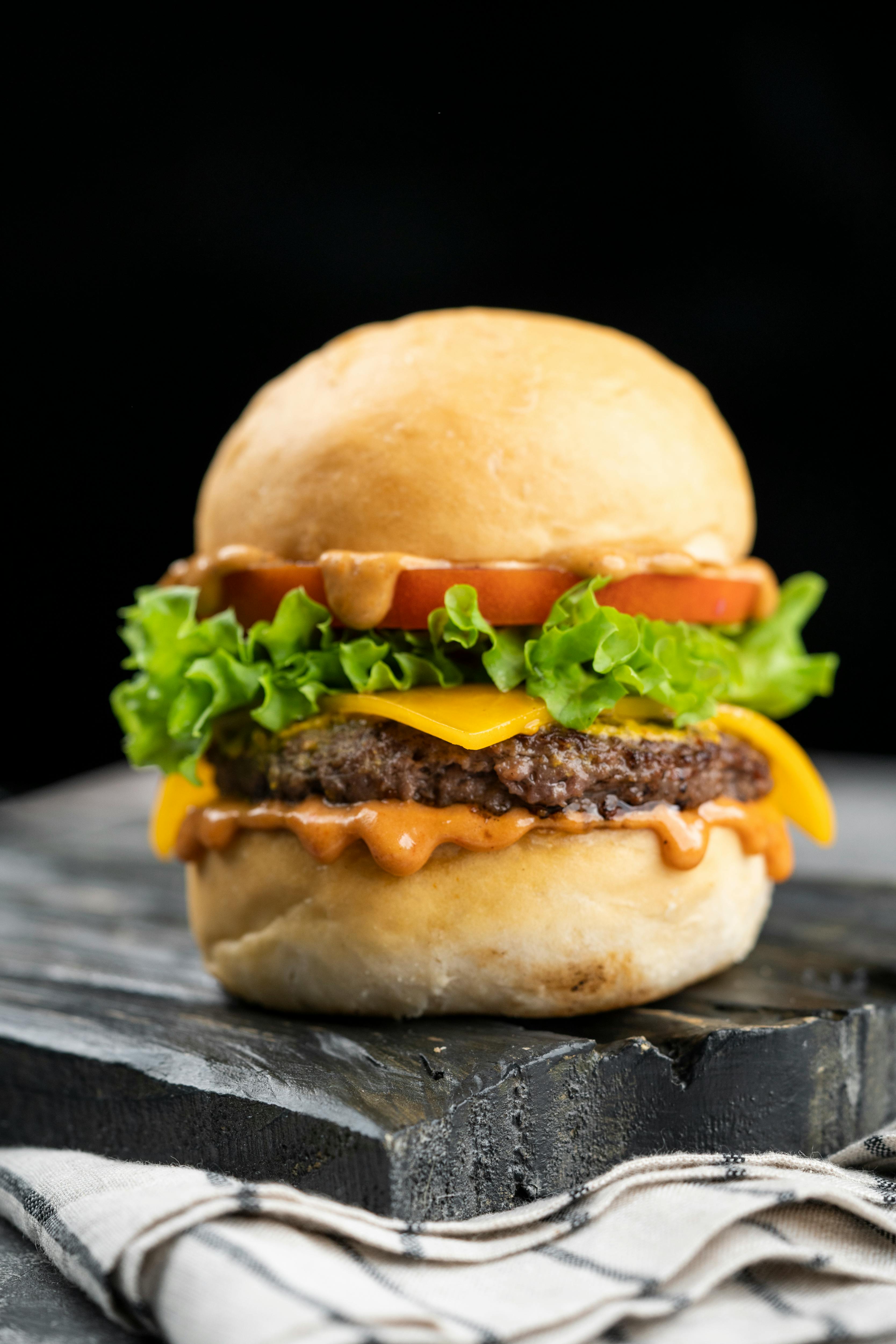 Close-Up Shot of a Cheeseburger · Free Stock Photo